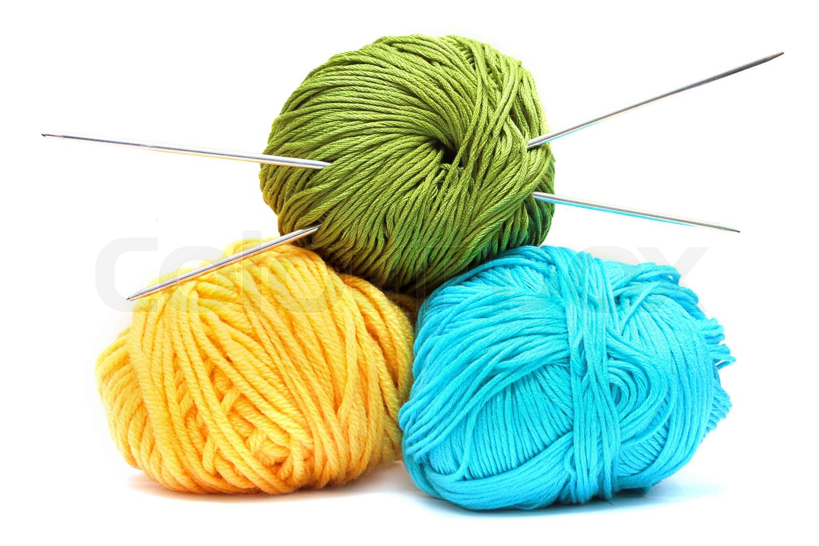 Wollknäuel mit Stricknadeln auf weißem Hintergrund | Stock Bild | Colourbox