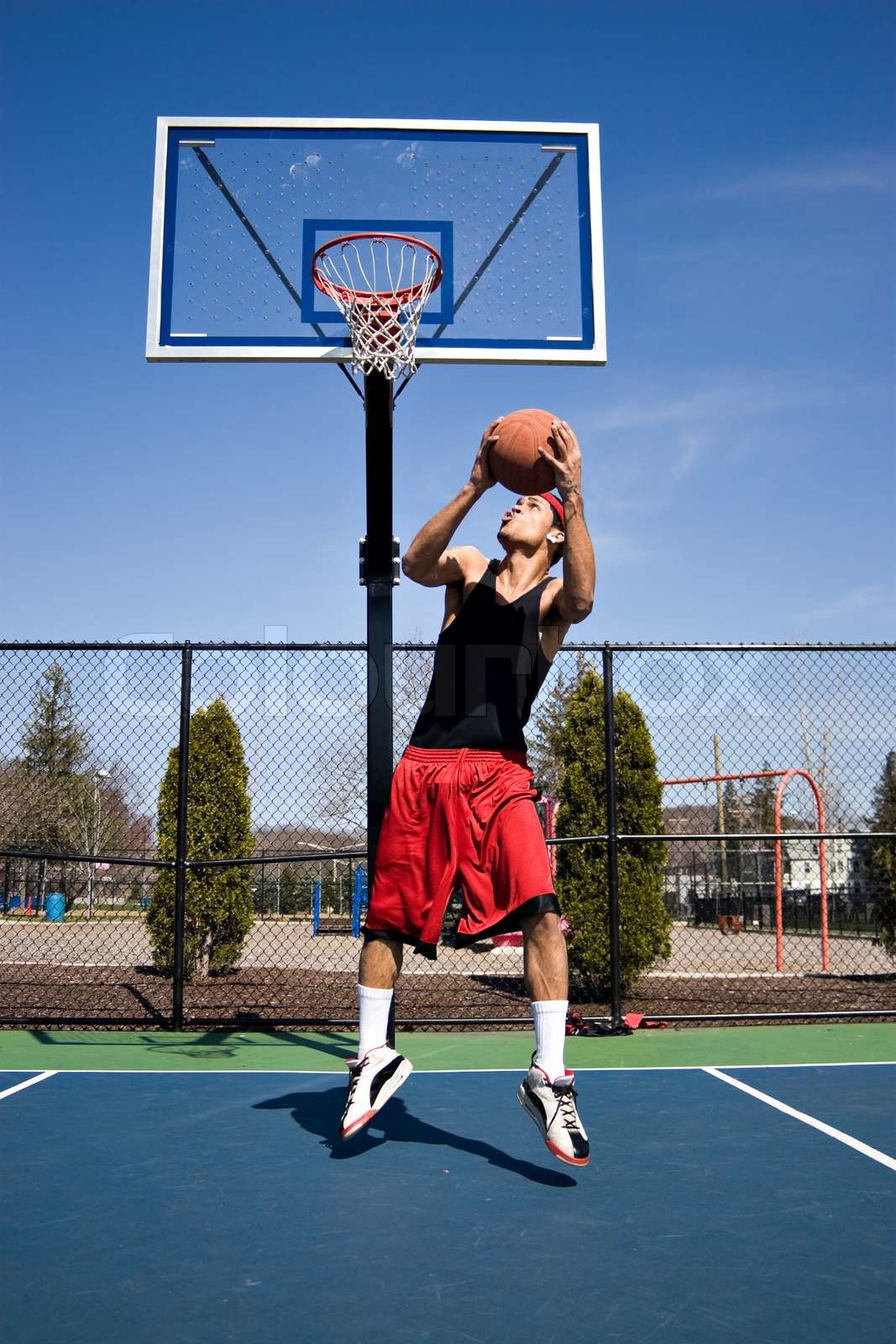 En ung basketballspiller køre til rammen med nogle fancy bevægelser ...