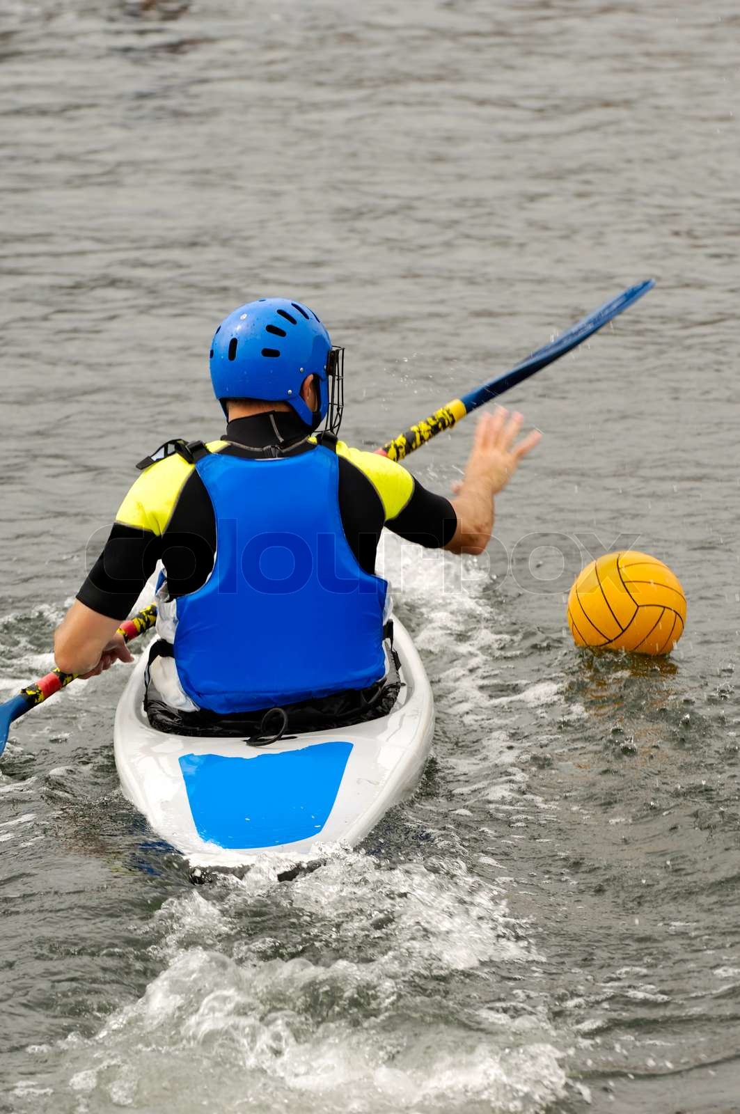 Man spielt Kajak Polo. | Stock Bild | Colourbox