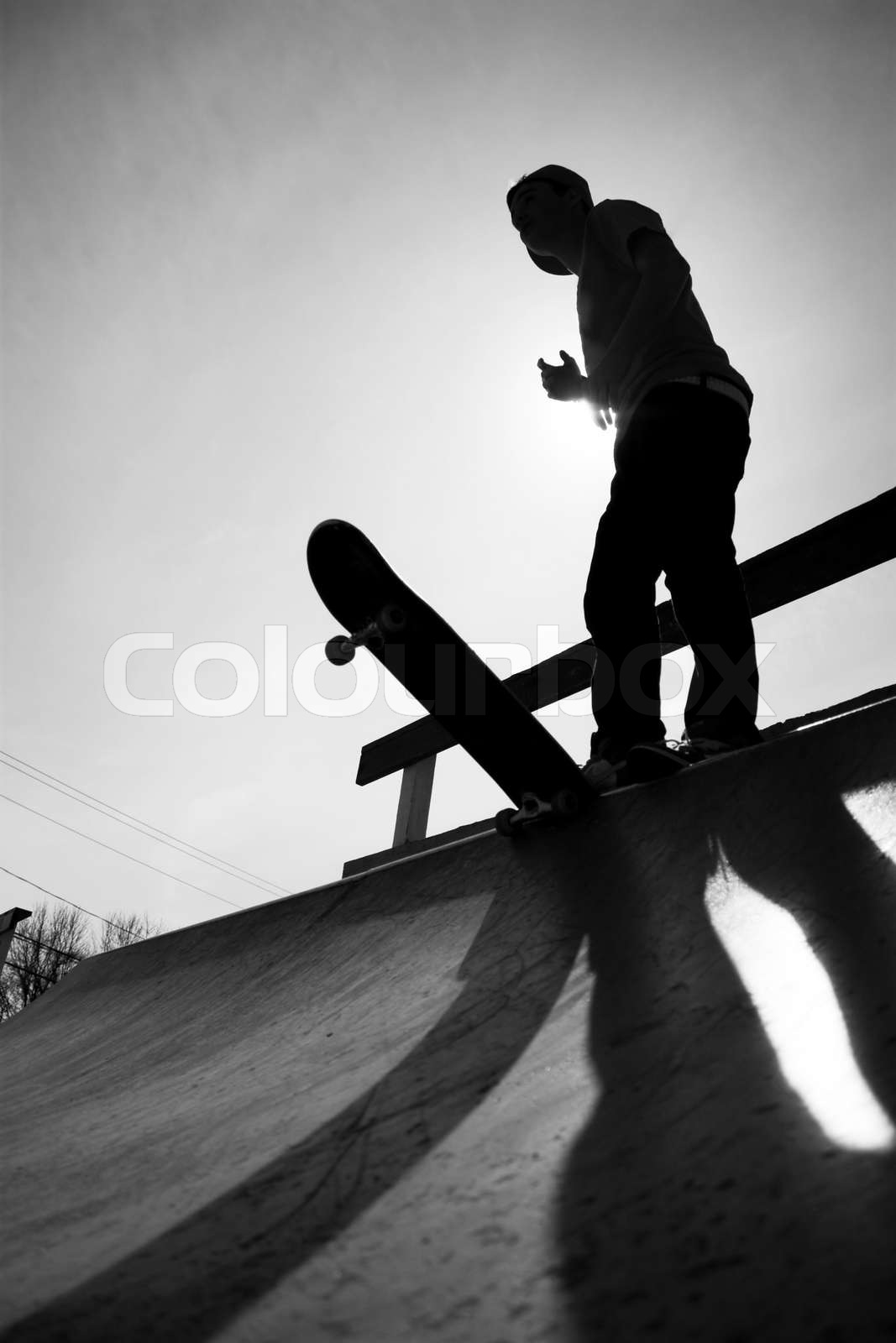 Silhouette einer jungen Teenager- Skateboarder an der Spitze der ...