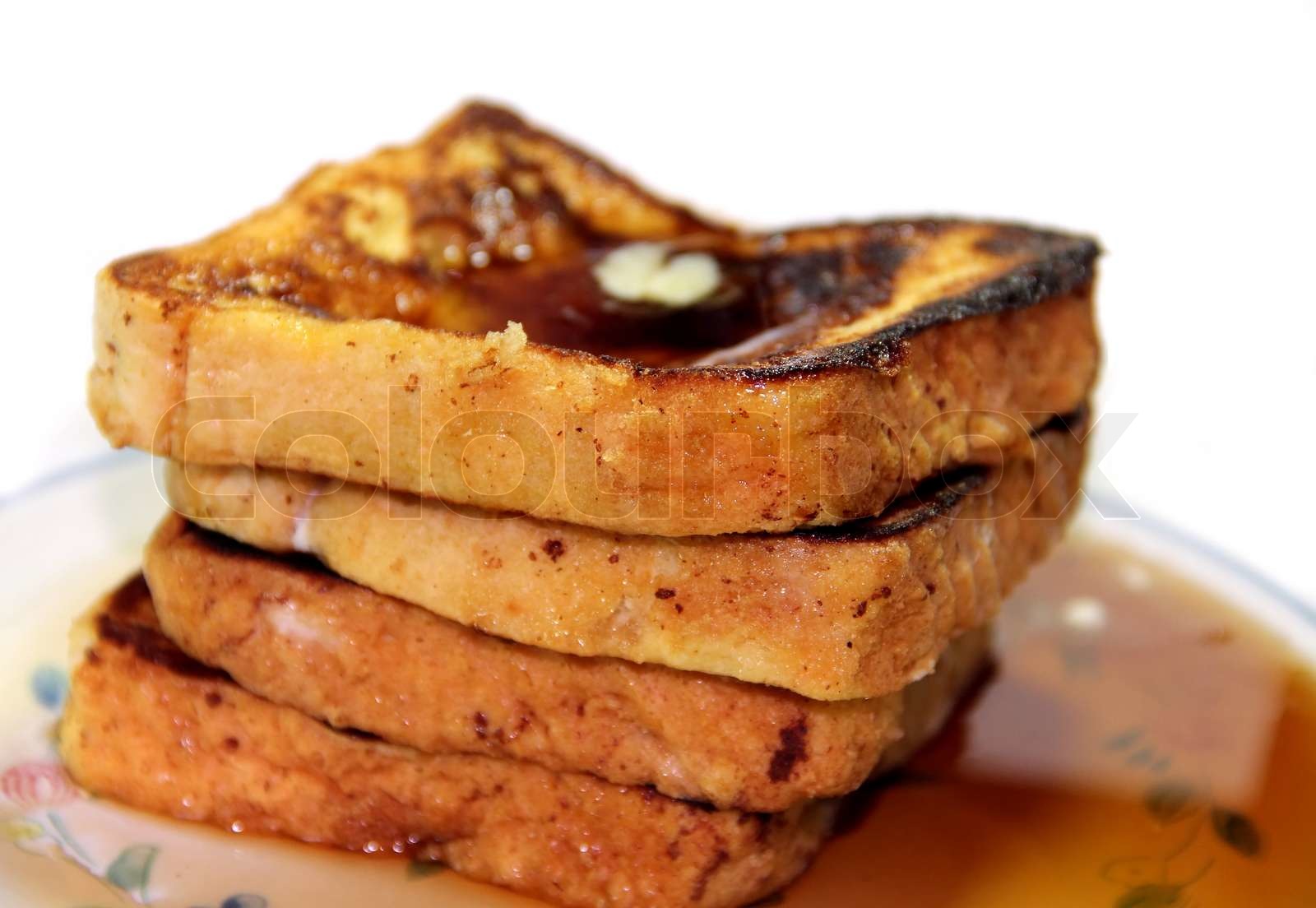 Stak af kanel fransk toast med smør og sirup med hvid baggrund. | Stock ...