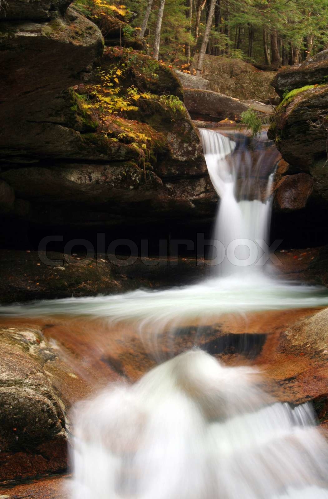 Wasserfall im Wald mit schönen Herbstlaub | Stock Bild | Colourbox