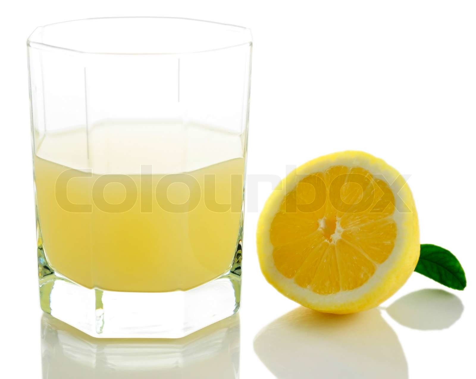 halvdelen af frisk citron og citronsaft | Stock foto | Colourbox