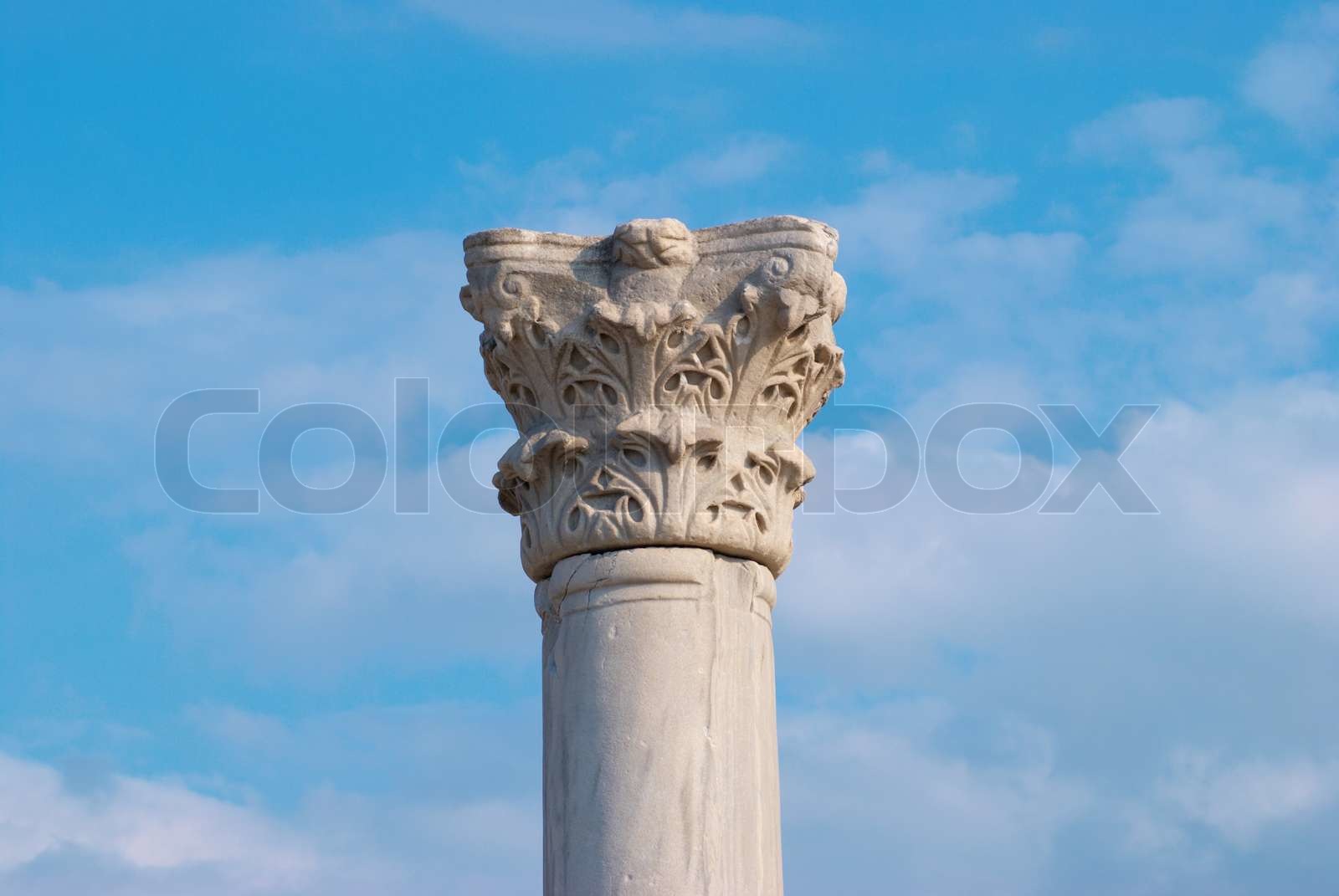 Græsk kolonne på den blå himmel baggrunden | Stock foto | Colourbox