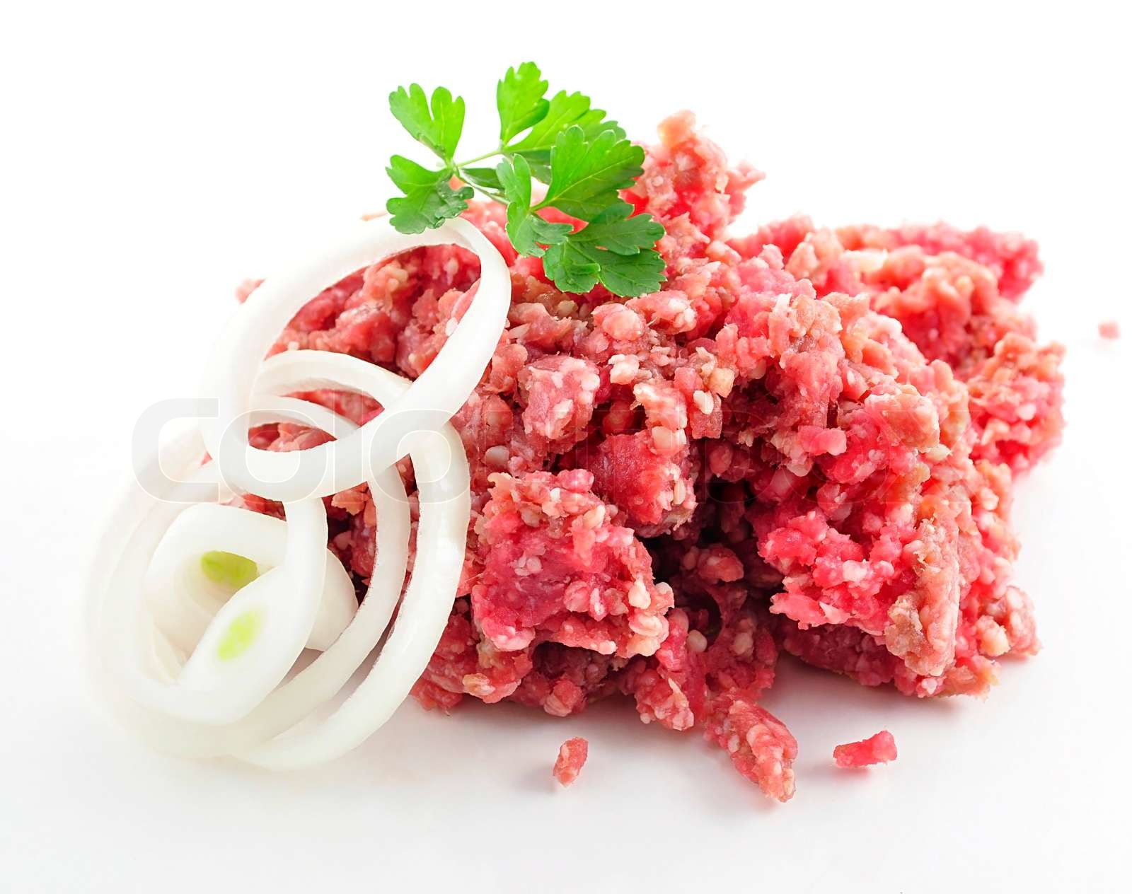 Hackfleisch mit Zwiebel auf weißem Hintergrund | Stock Bild | Colourbox
