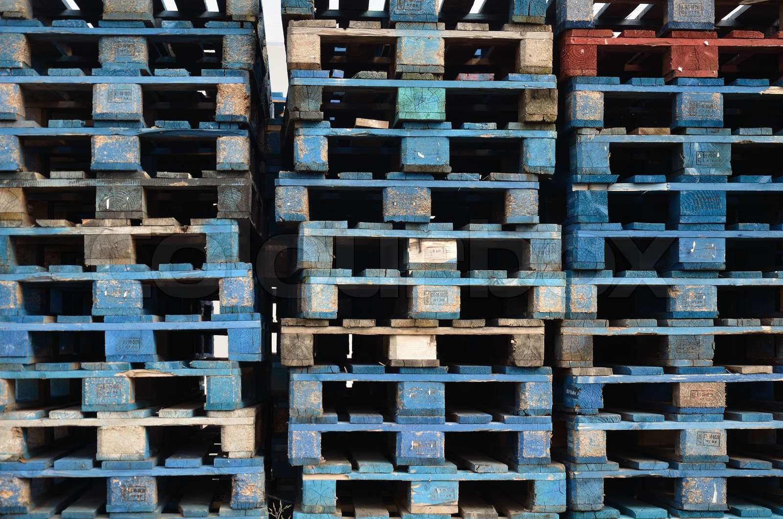 gestapelten Paletten | Stock Bild | Colourbox