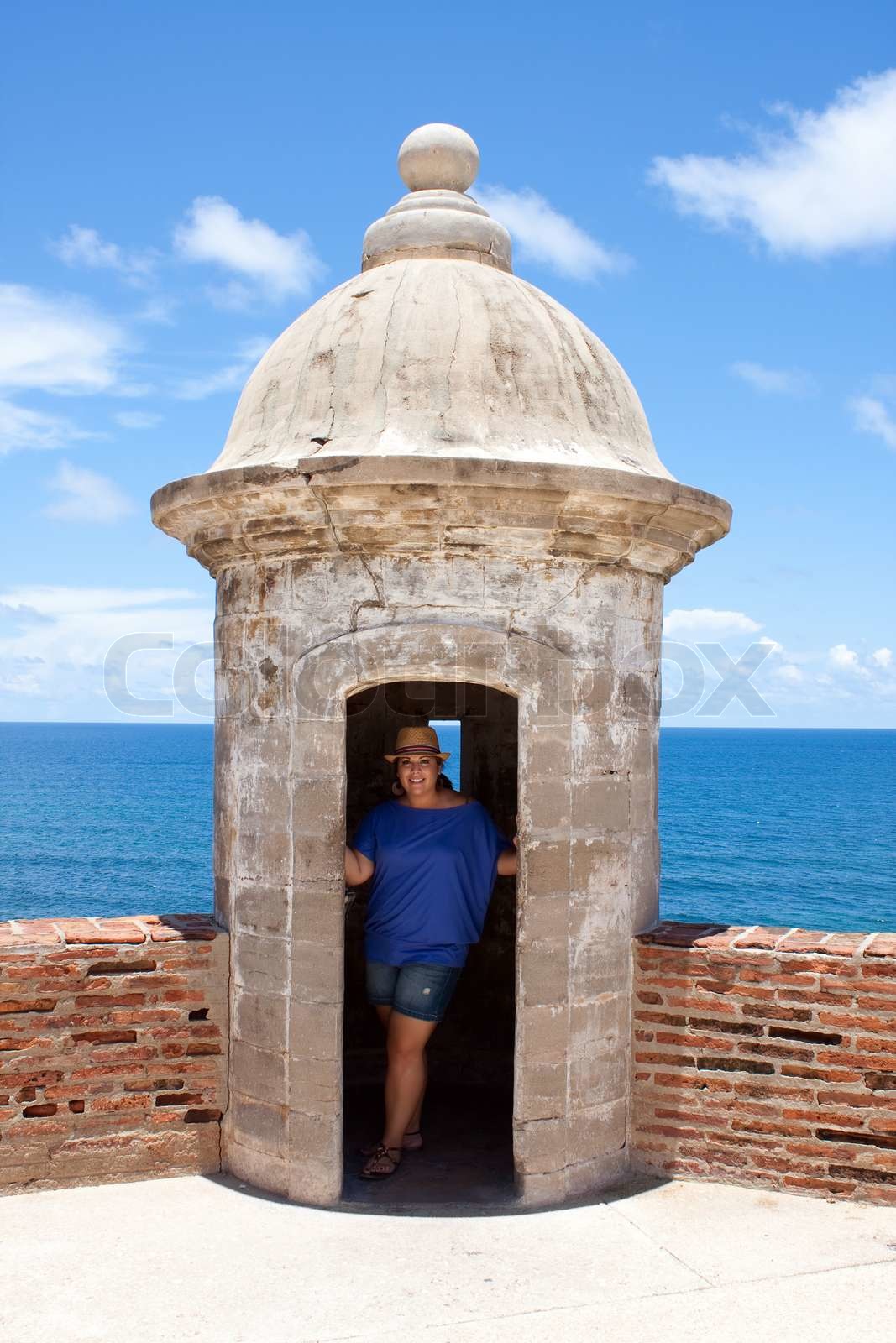 Ein Tourist stellt in einer alten Festung Wachturm in Old San Juan ...
