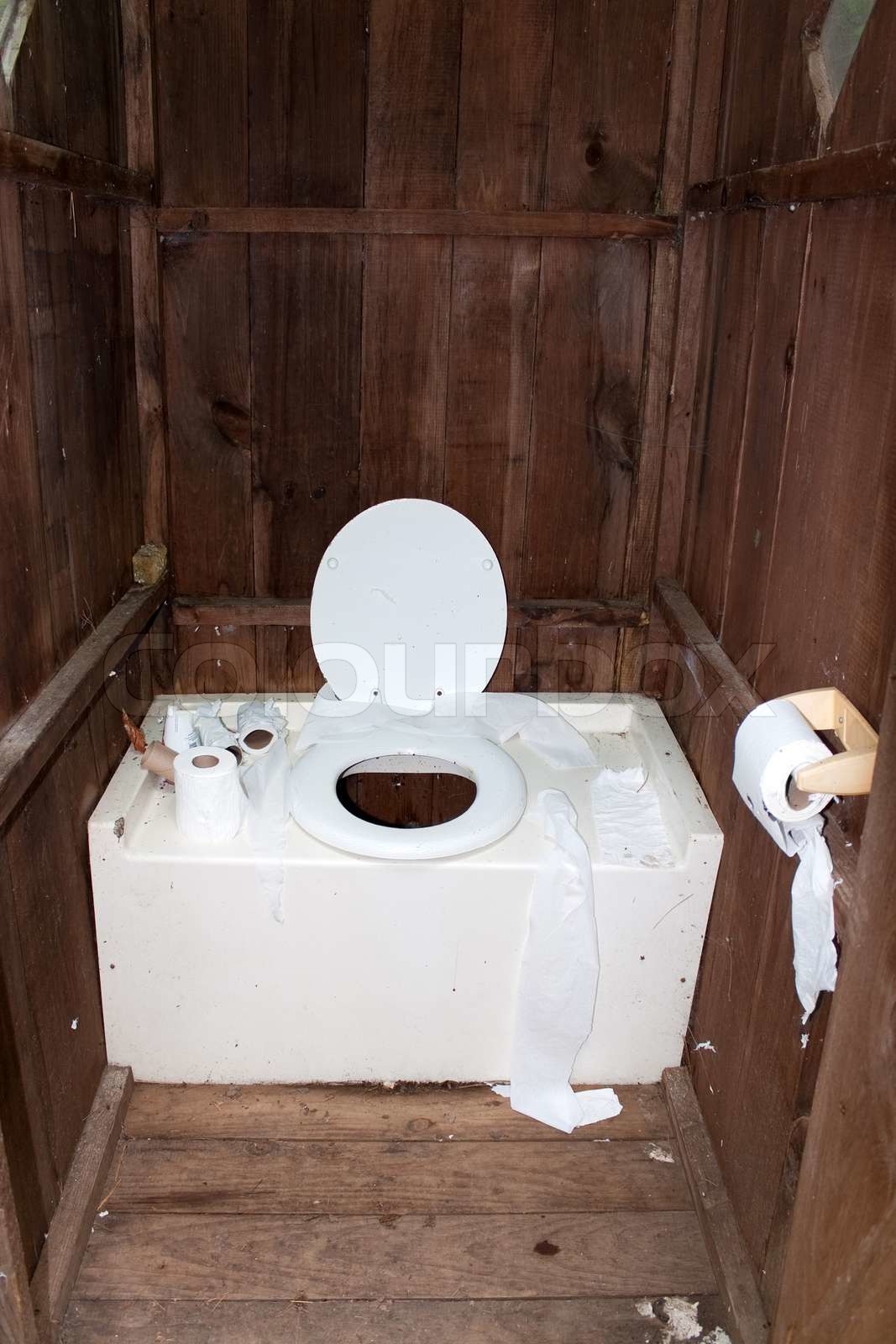 Interior of a schmutzig und widerlich Nebengebäude mit WC-Papier ...