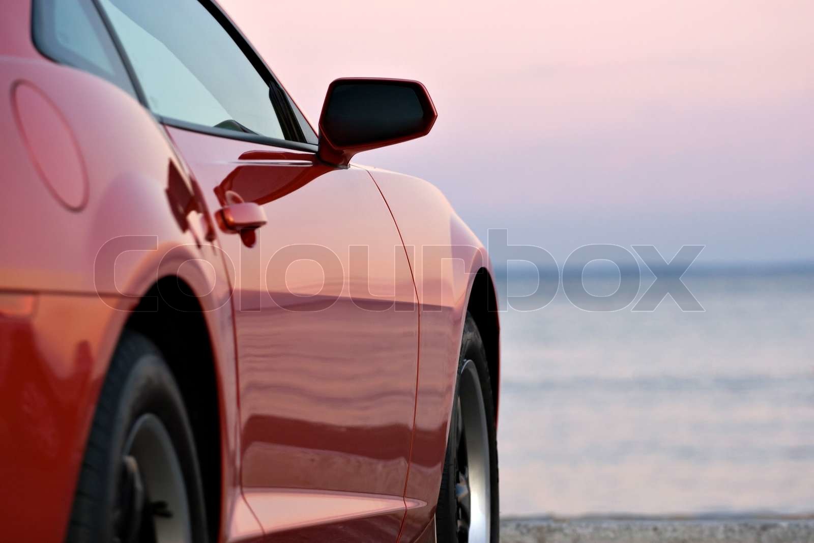 Ein modernes Sport- Auto am Strand bei Sonnenuntergang geparkt | Stock ...