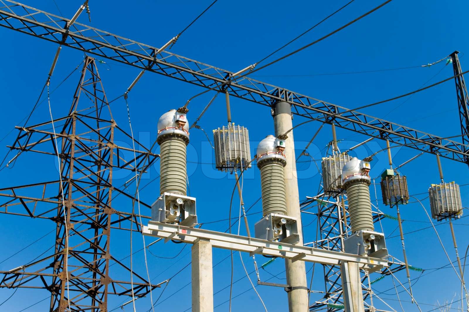 Hochspannungs- Umspannwerk auf blauen Himmel Hintergrund | Stock Bild | Colourbox