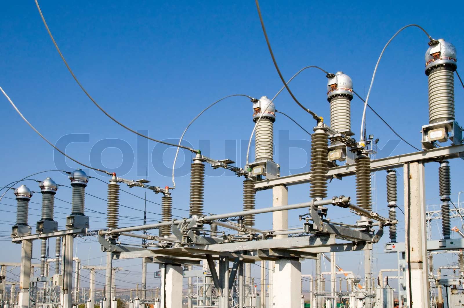 Hochspannungs- Umspannwerk auf blauen Himmel Hintergrund mit Schalter und Trenner | Stock Bild ...