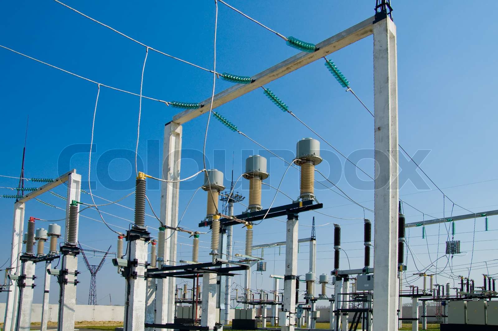 Blick auf Hochspannungs- Umspannwerk mit Schaltern und Trennschalter | Stock Bild | Colourbox