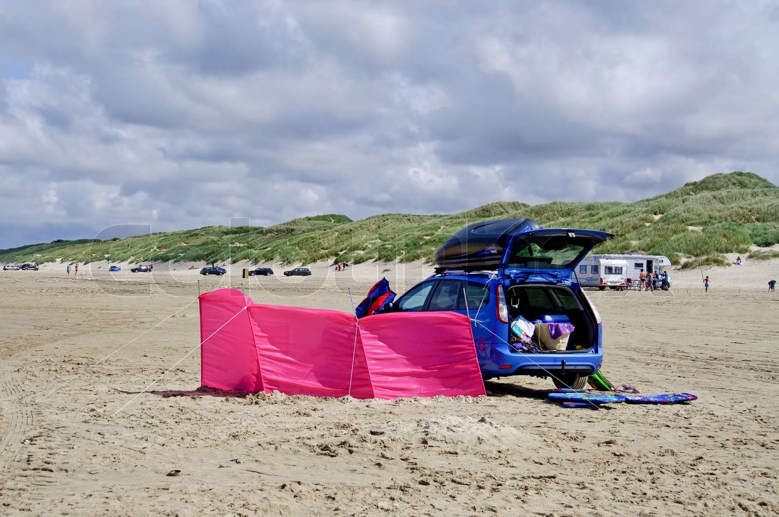 Ein blauer Familie Auto am Strand mit einem rosa Windschutzscheibe ...