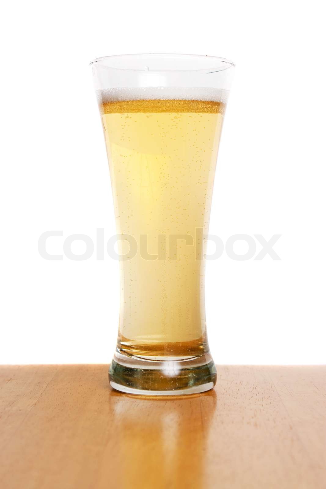 Ein Pils Glas gefüllt bis zum Rand mit frischem Bier isoliert über weiß ...