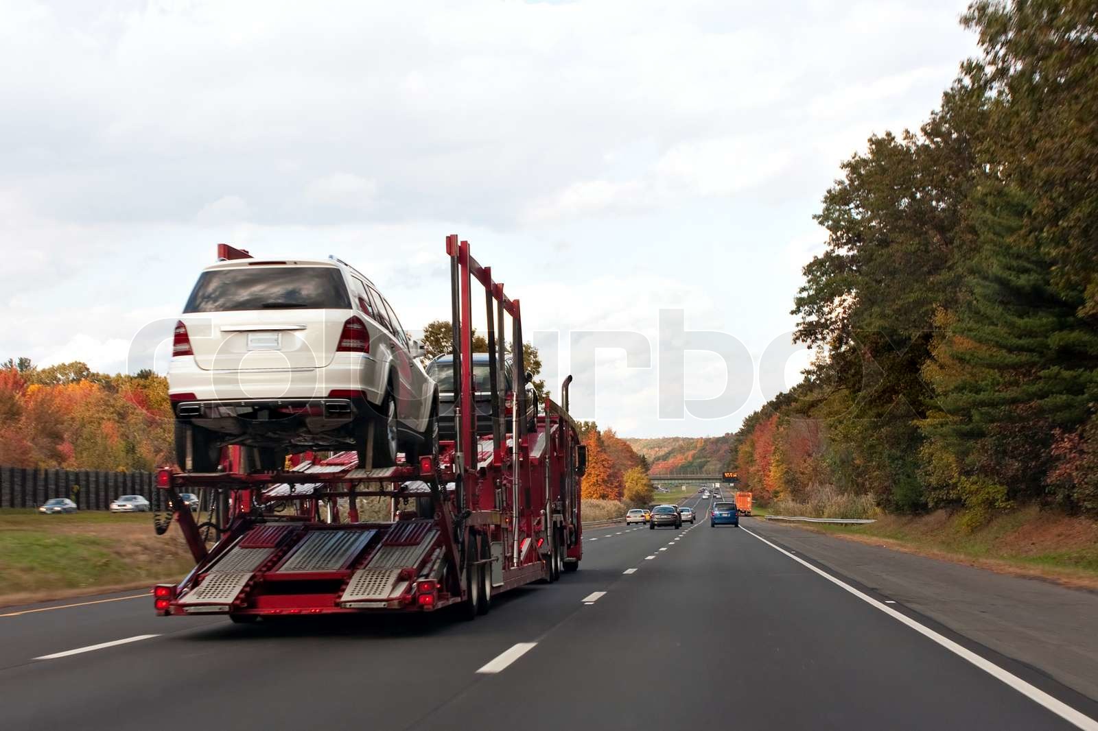 Ein Automobil- Autotransporter LKW fährt auf der Autobahn bei voller ...