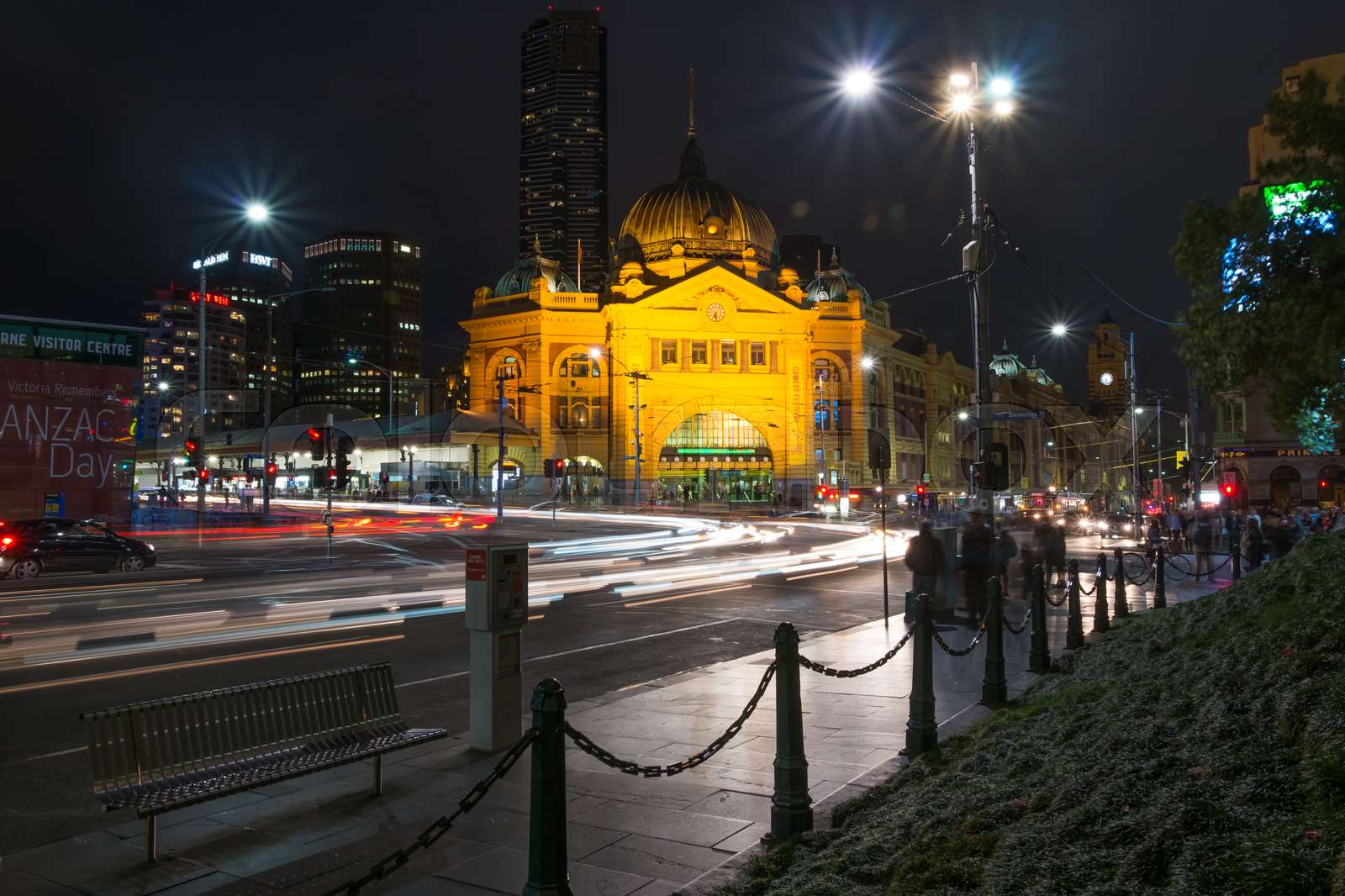 Flinders Station, landmark of Melbourne, Australia at night, long ...