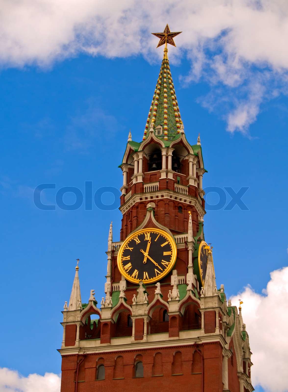 spasskaya tower of moscow cremlin with main russian clock and red star ...