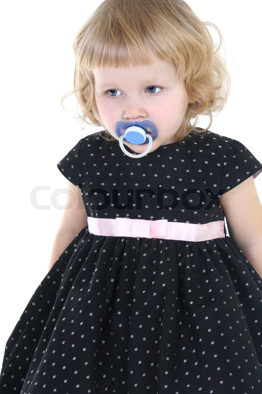 trist lille pige i sort kjole med brystvorte over hvide | Stock foto ...