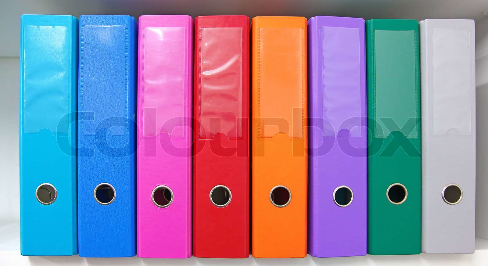 Bunte Büro Ordner auf dem Bücherregal | Stock Bild | Colourbox