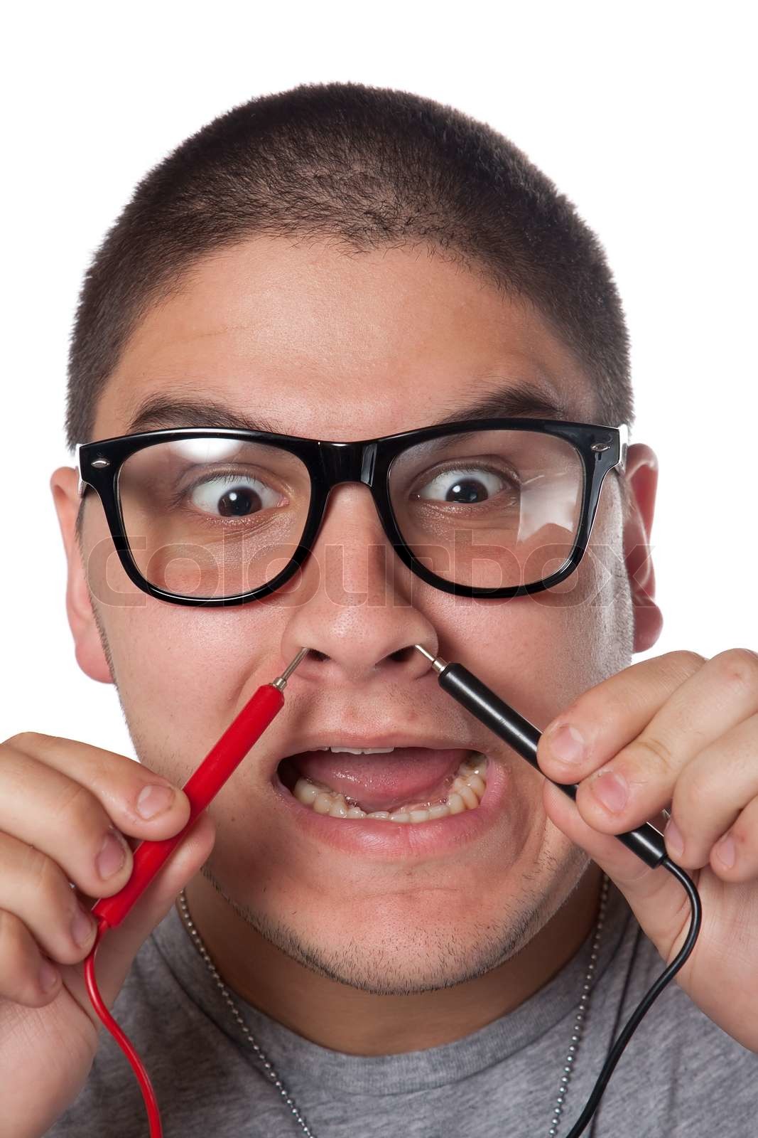 A goofy Mann mit trendy Nerd Brille in weiß mit einem lustigen Ausdruck ...