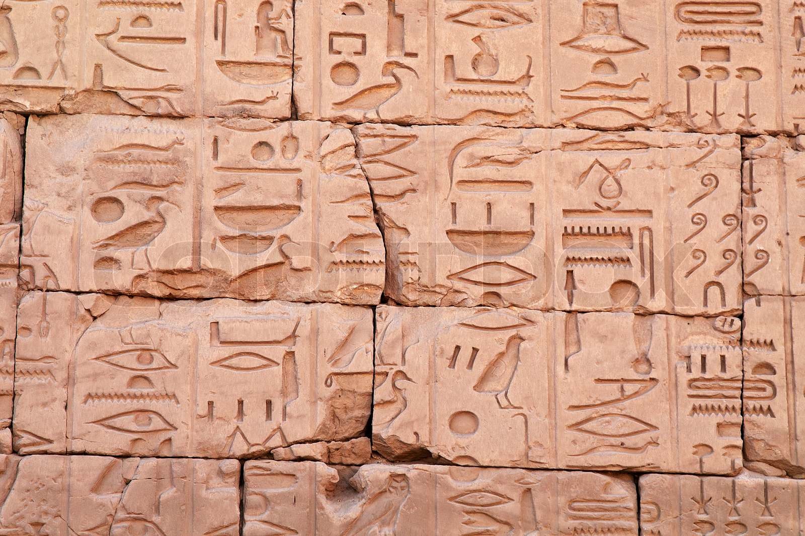 Egyptiske hieroglyffer udhugget på væggene i Karnak templet | Stock ...