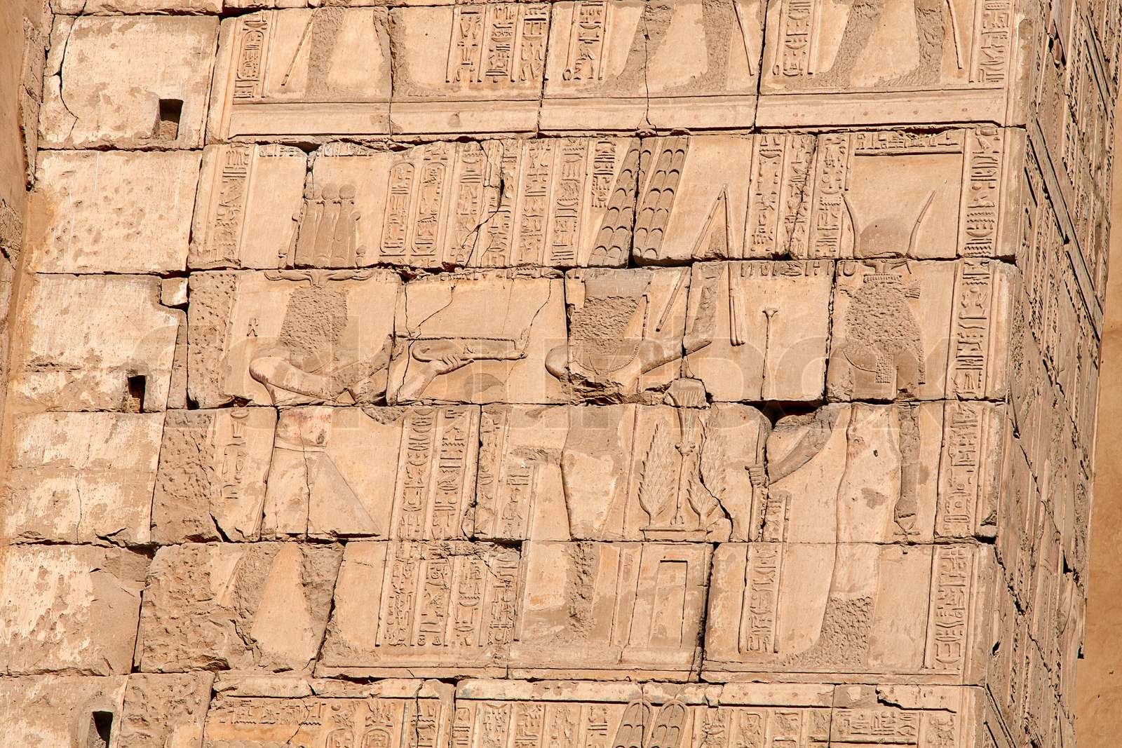 Egyptiske hieroglyffer på væggen | Stock foto | Colourbox