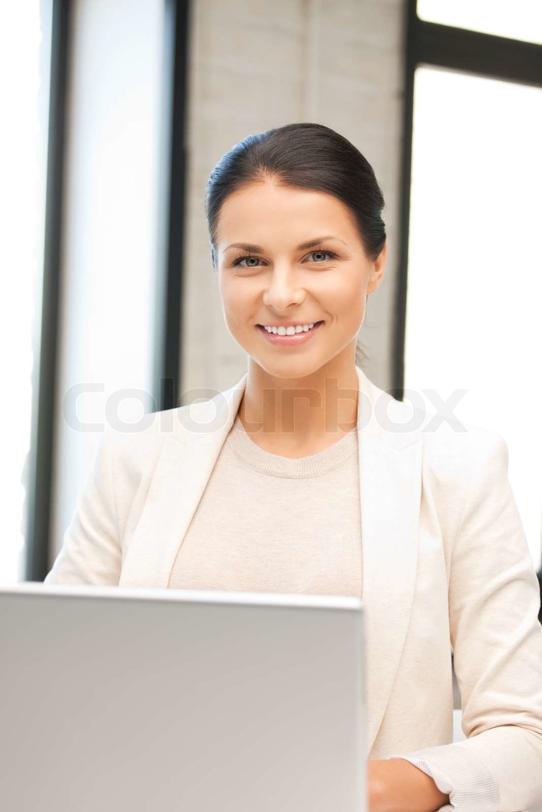 Bild der glücklichen Frau mit Laptop-Computer | Stock Bild | Colourbox