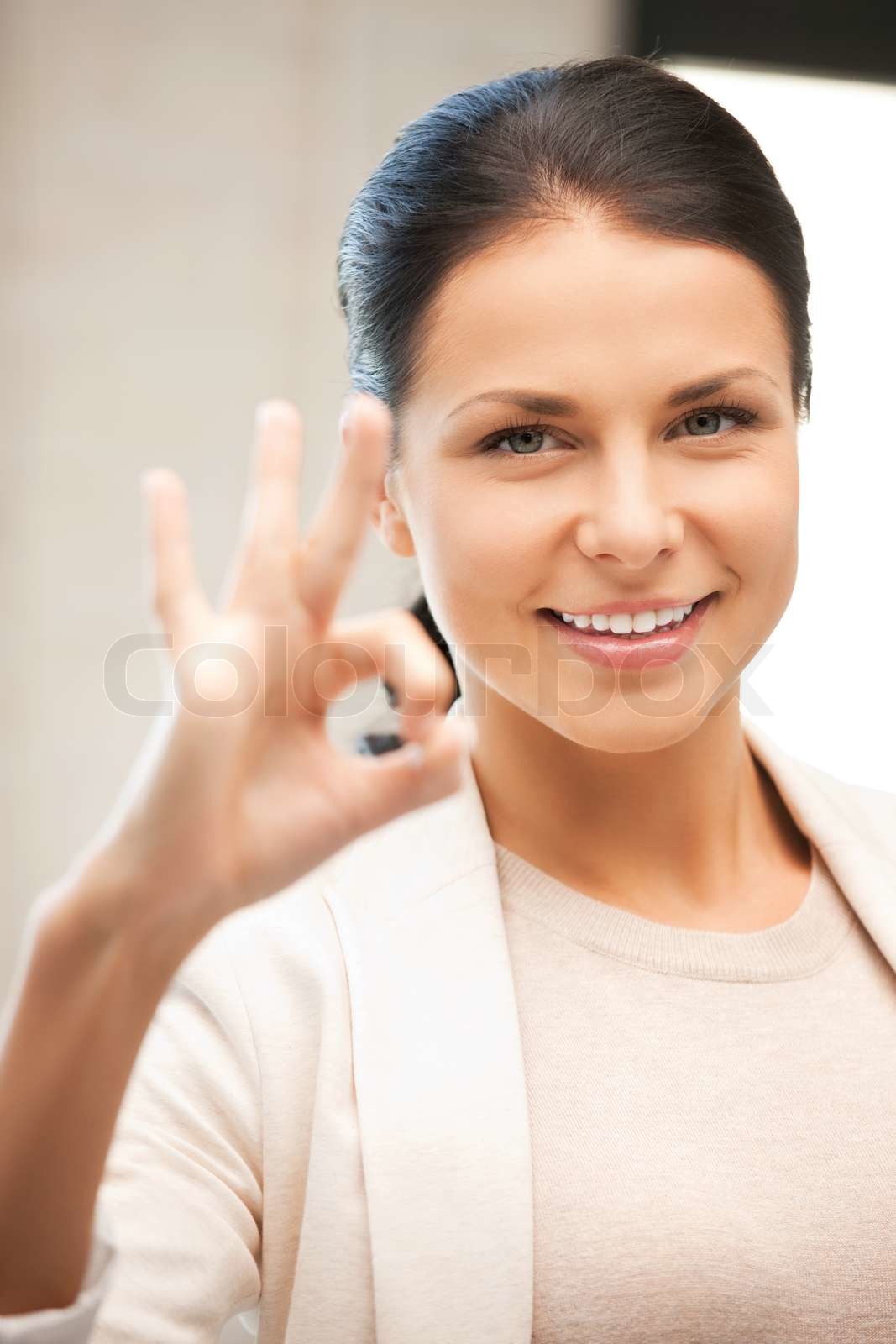 lyse billede af dejlige teenagepige der viser ok tegn | Stock foto ...