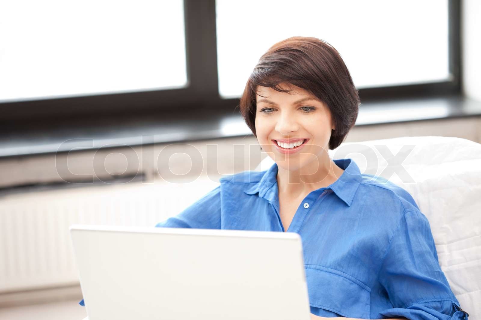 Bild der glücklichen Frau mit Laptop-Computer | Stock Bild | Colourbox