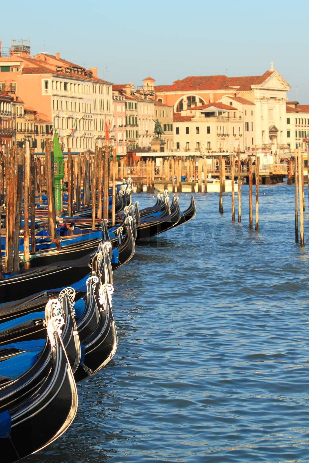 Lodret orienteret billede af gondoler på Canal Grande i Venedig ...