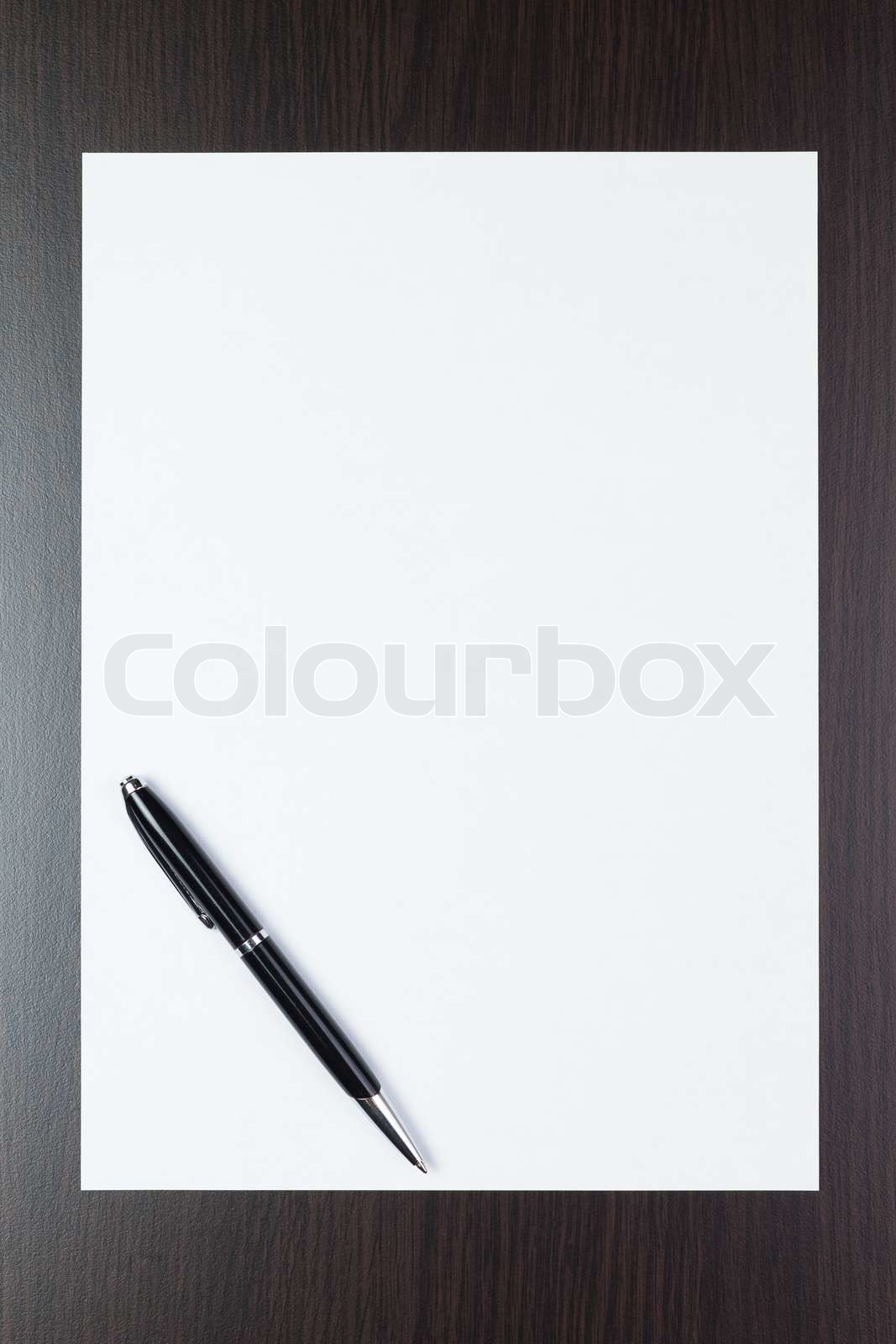 leeres Blatt Papier auf dem Tisch mit einem Stift | Stock Bild | Colourbox