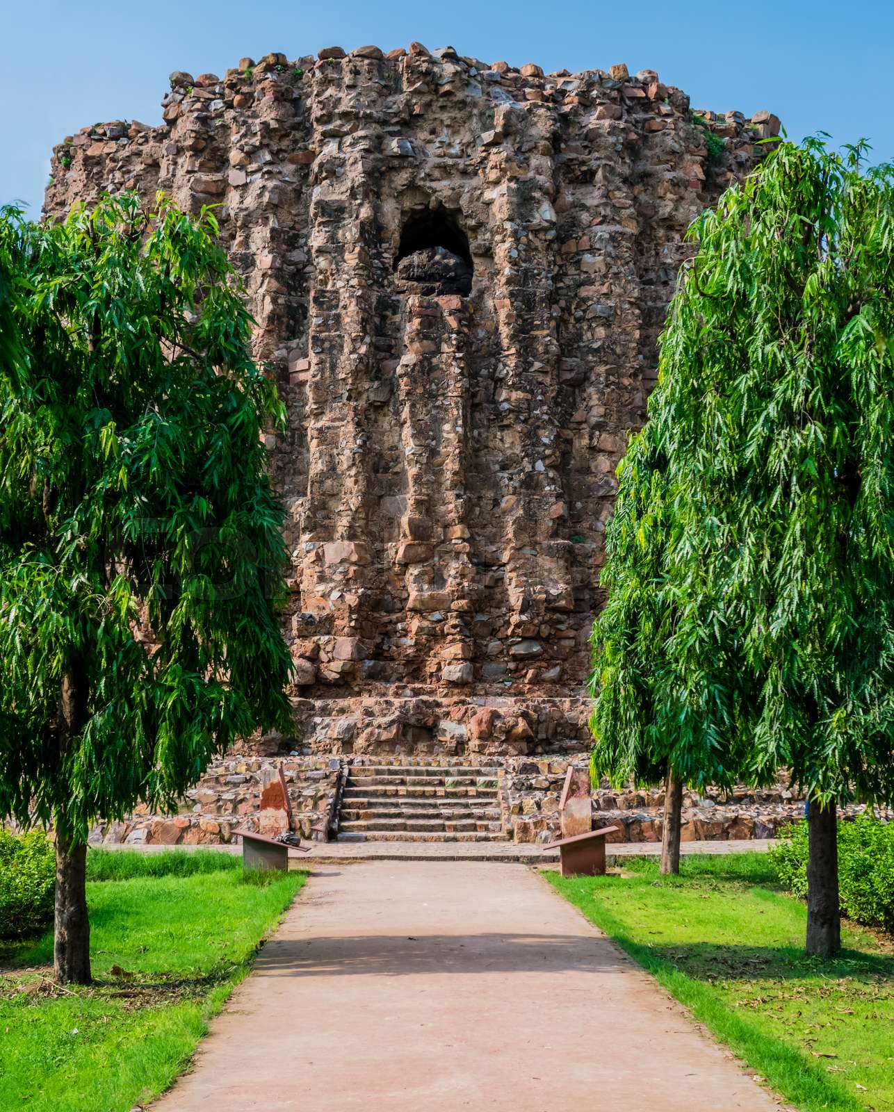 Alai Minar, the unfinished brick minaret of Qutb complex, Mehrauli ...