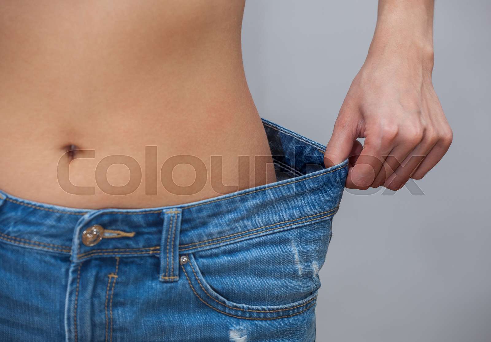 She pulls the hand skin showing fat in the abdomen and flanks ...