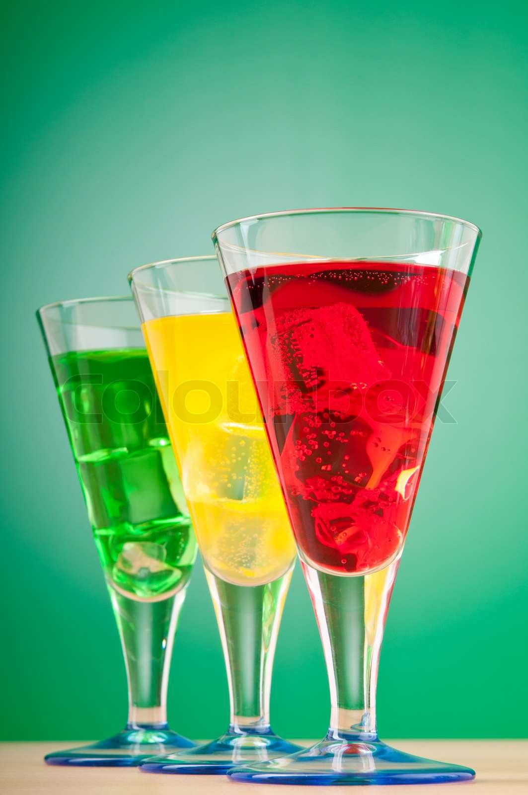 Bunte Cocktails in Gläsern | Stock Bild | Colourbox