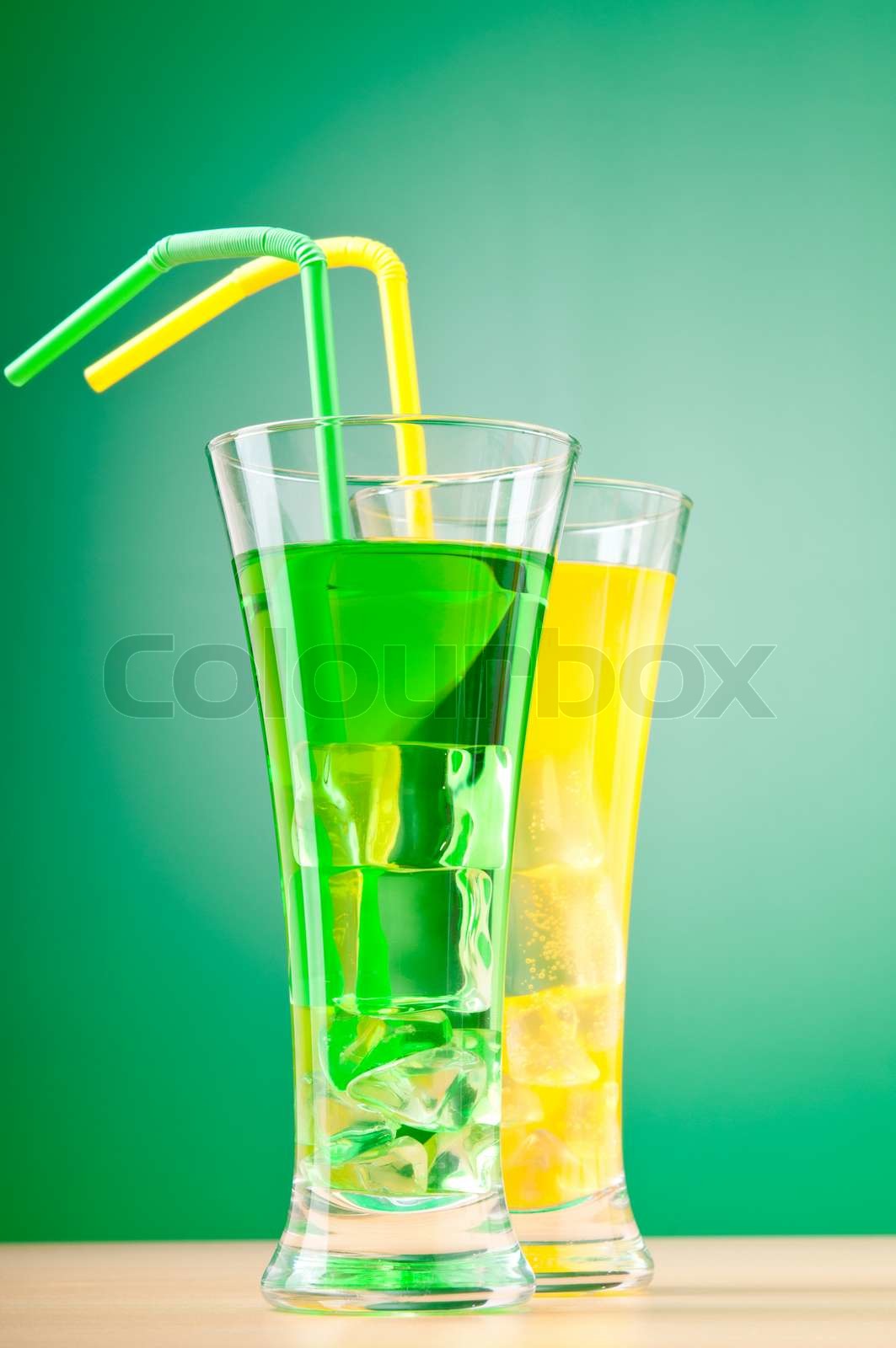 Bunte Cocktails in Gläsern | Stock Bild | Colourbox