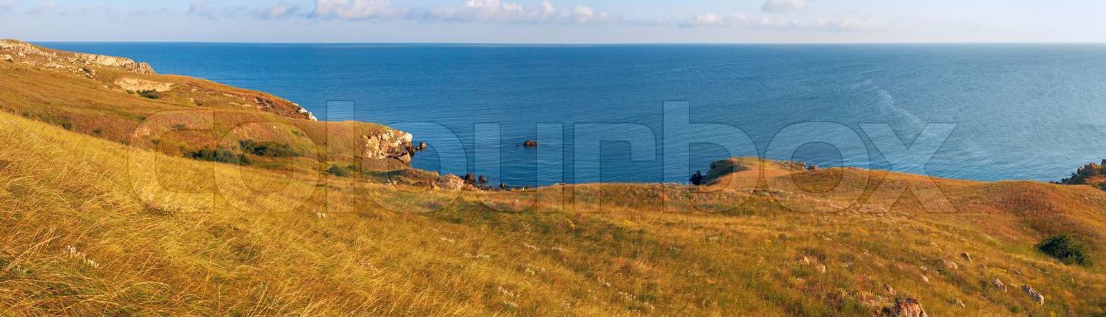 Sea Strand mit kleinen felsigen Lagune und Küstengebieten Gras | Stock ...