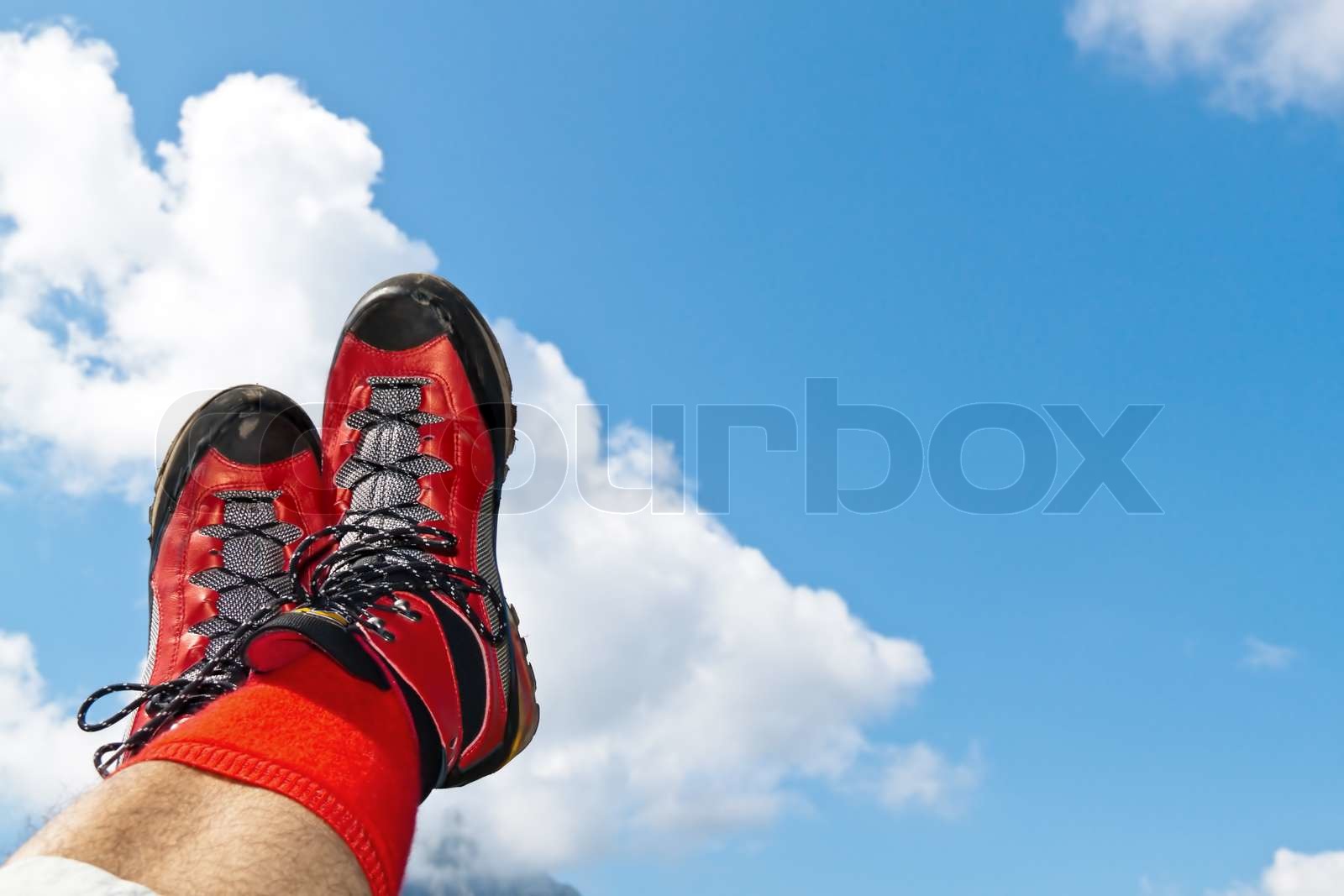 Red Wanderschuhe auf einer Wanderung in den Bergen von Österreich ...