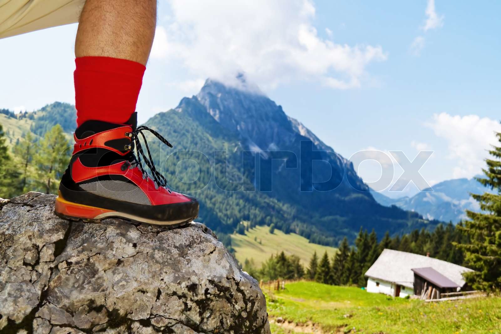 Red Wanderschuhe auf einer Wanderung in den Bergen von Österreich ...