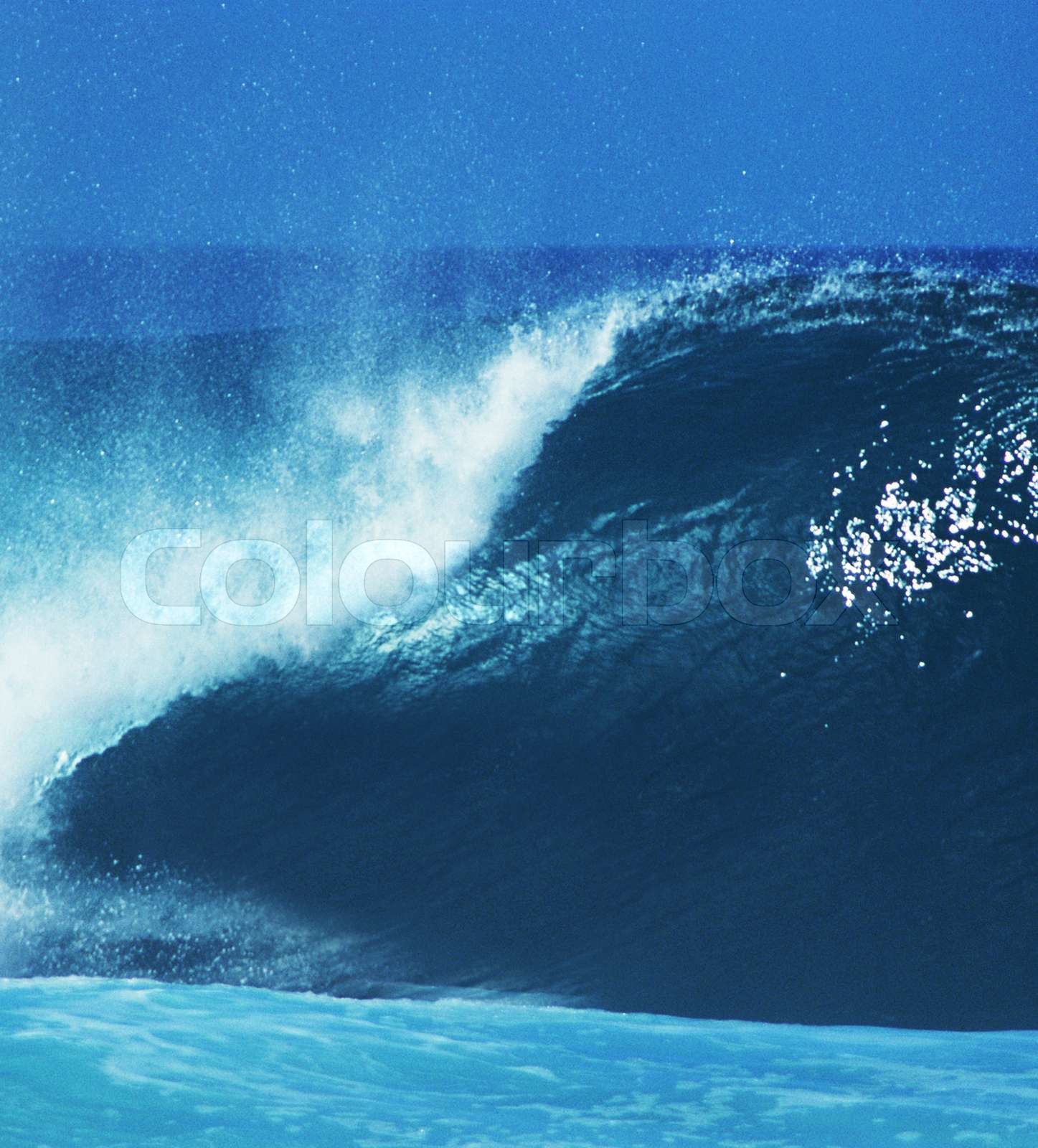 Blaues Meer Wellen nahaufnahme isoliert | Stock Bild | Colourbox