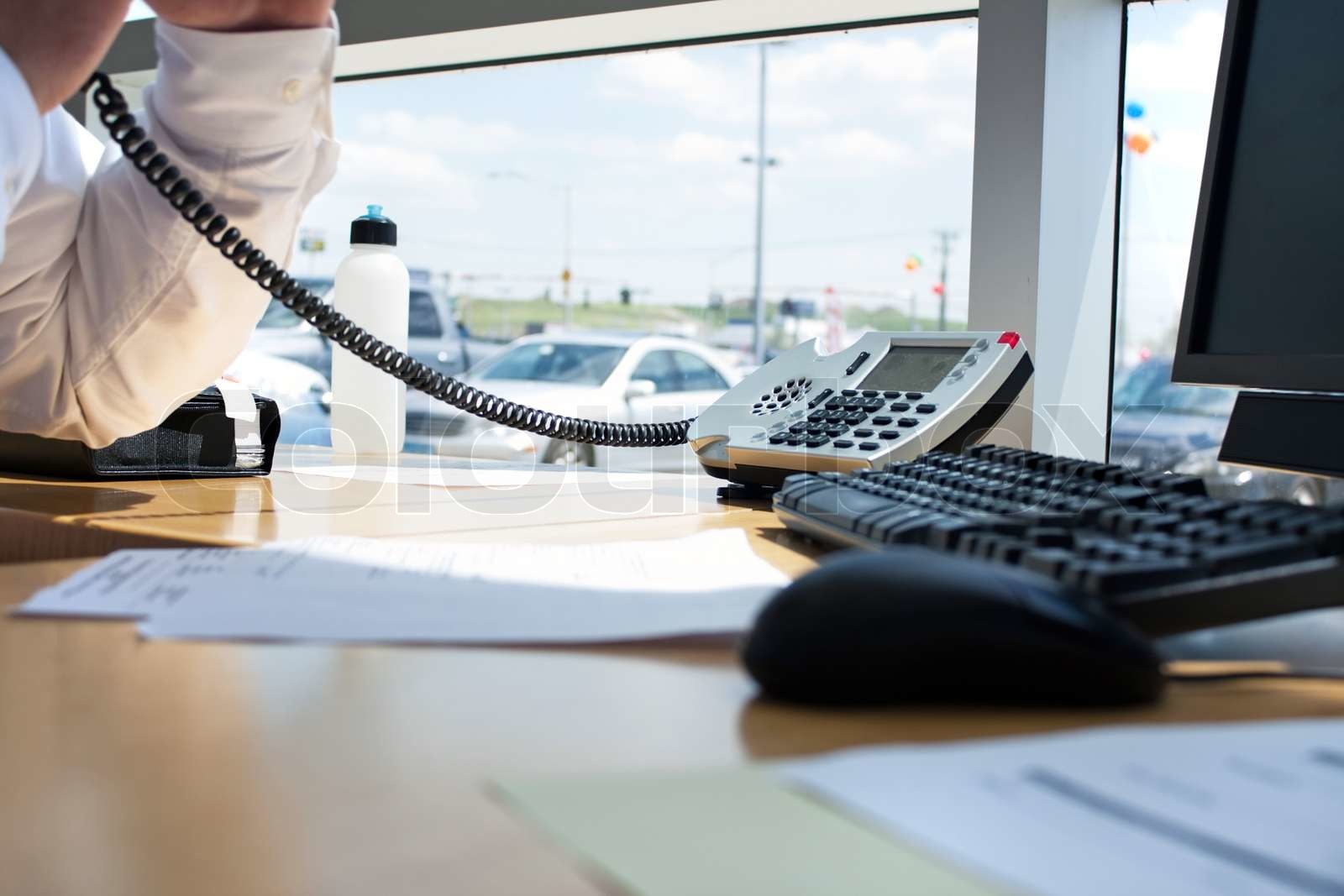 Nahaufnahme eines modernen Büro- Arbeitsplatz Schreibtisch Setup mit ...