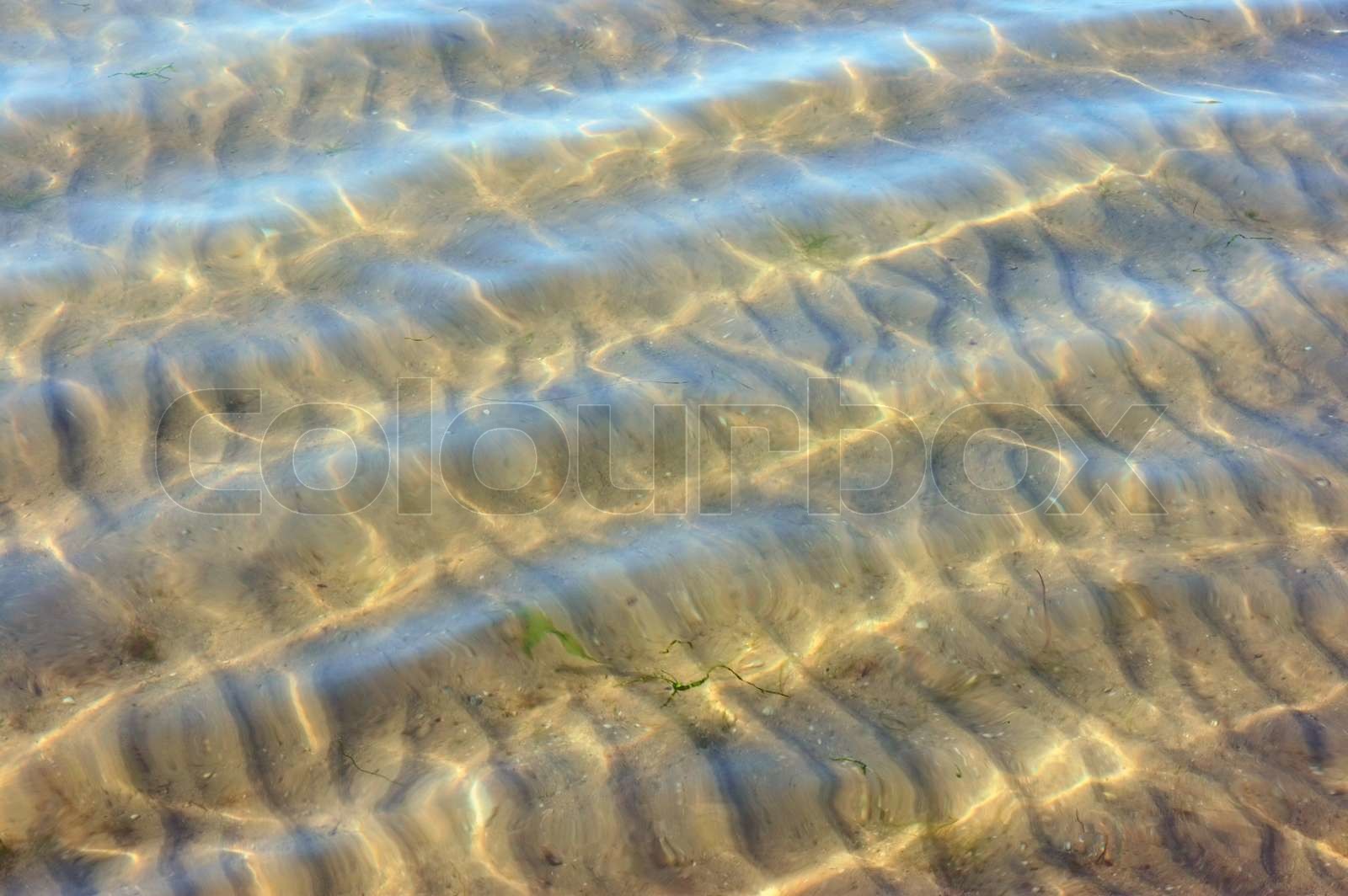 Sandy Meeresboden in über Wasser und Wellen an der Oberfläche | Stock ...