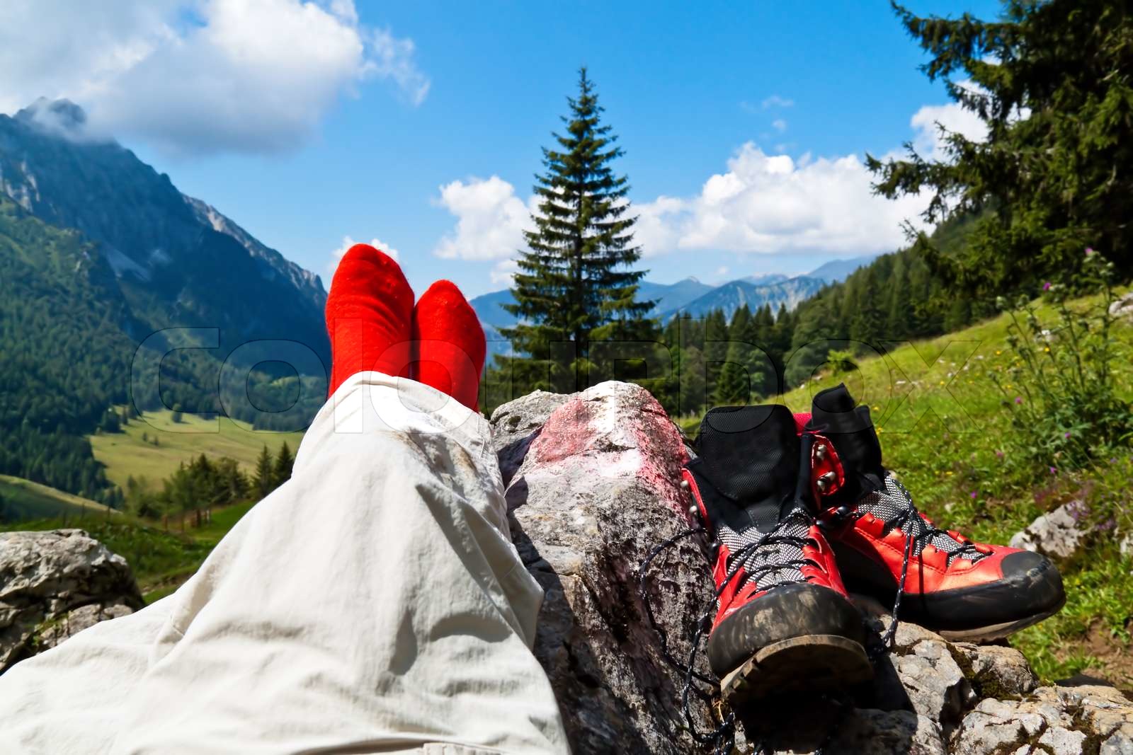 Red Wanderschuhe auf einer Wanderung in den Bergen von Österreich ...