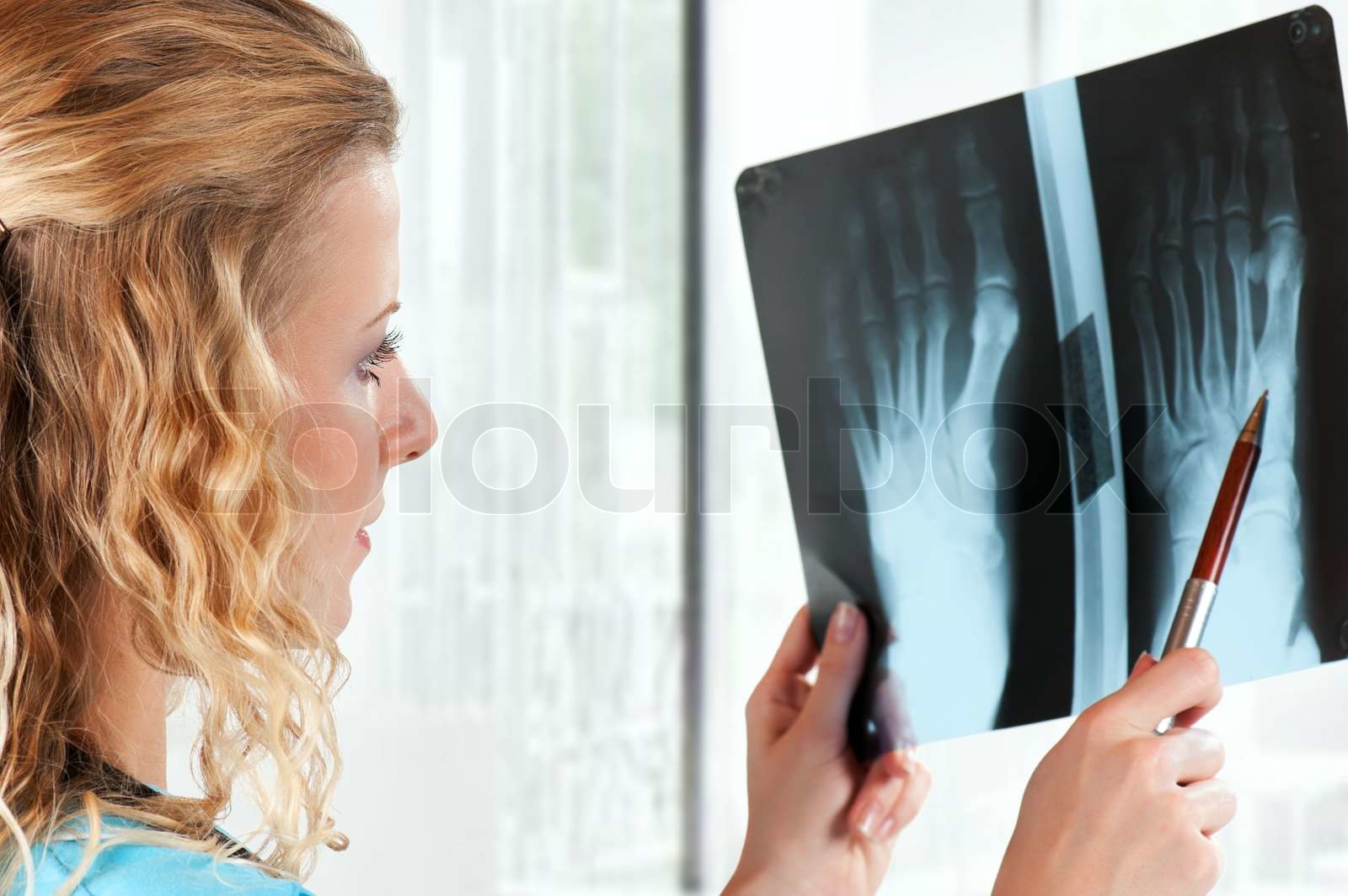 Ärztin/Arzt Analyse Röntgen Fotografie im Krankenhaus | Stock Bild ...