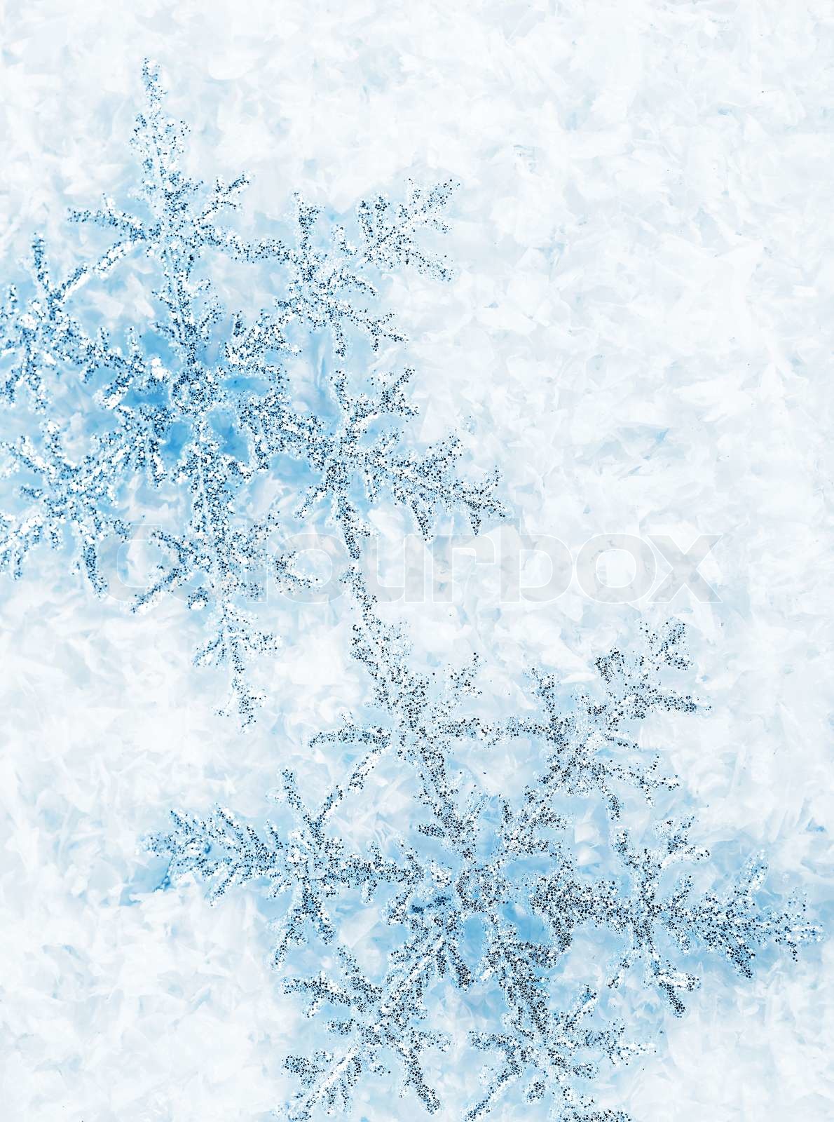 Smukke blå snefnug isoleret på sne , vinter ferie baggrund | Stock foto ...
