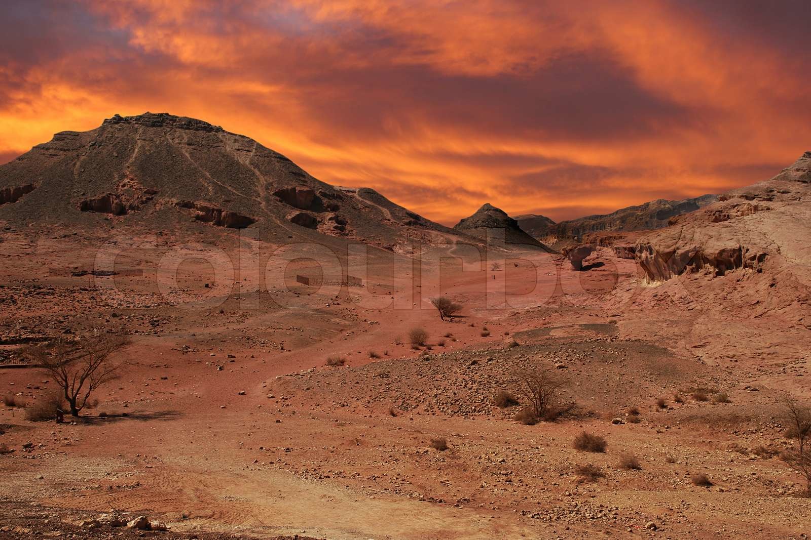 Beautiful sunset over hills and mountains of Arava desert in Israel ...