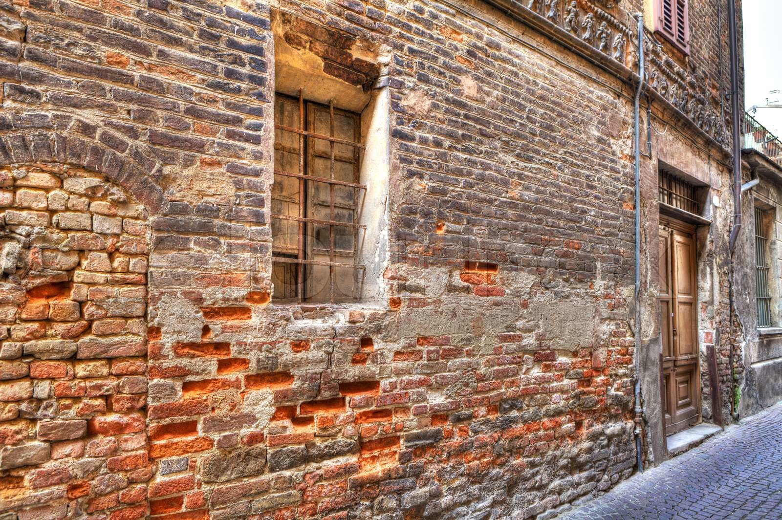 Alte Mauer des alten historischen Haus in Alba , Norditalien | Stock ...