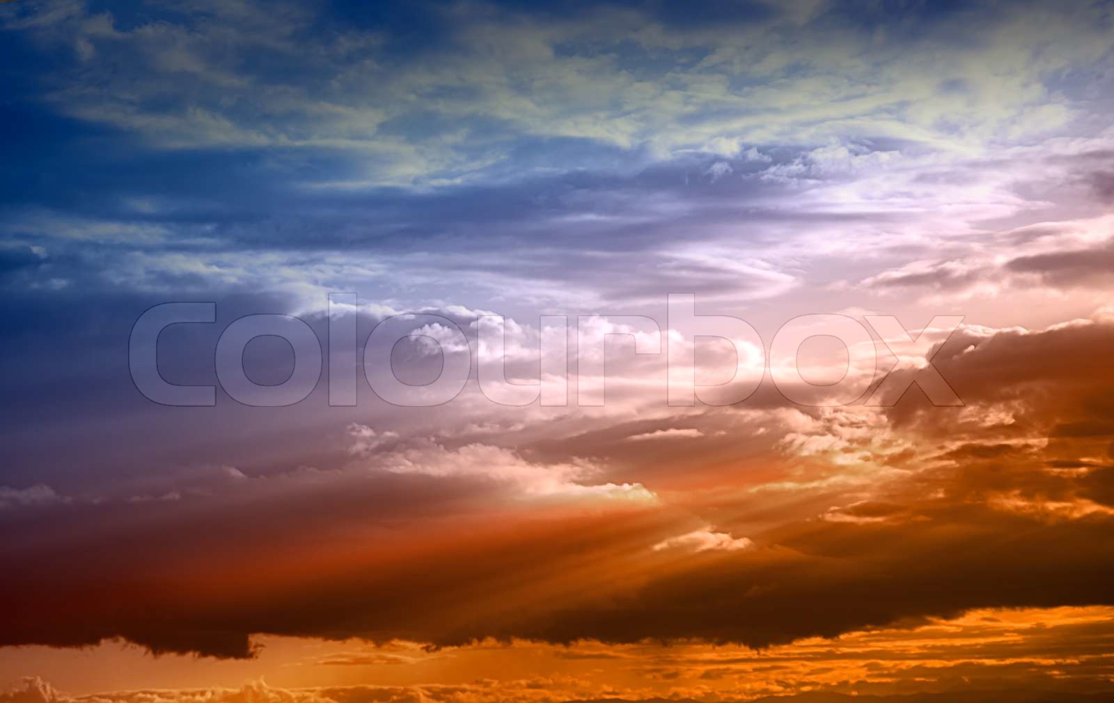 Flot himmel med sol stråler på en slutningen af dagen | Stock foto ...