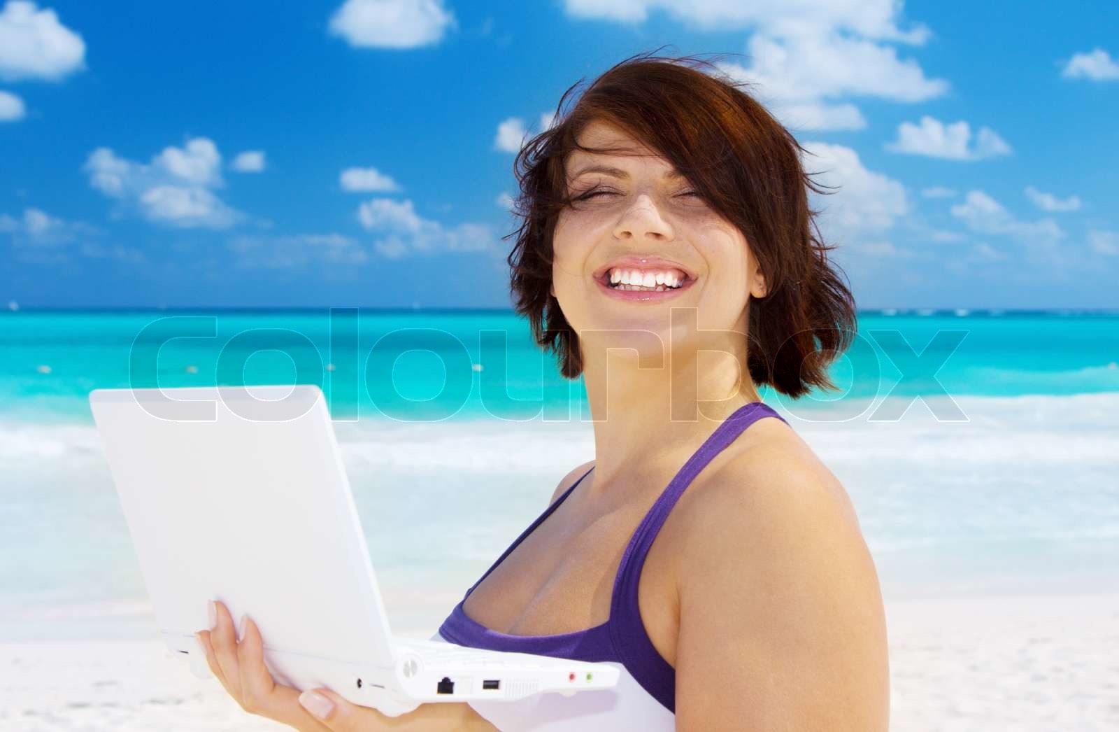 Dejlig Kvinde Med Bærbar Computer På Stranden Stock Foto Colourbox