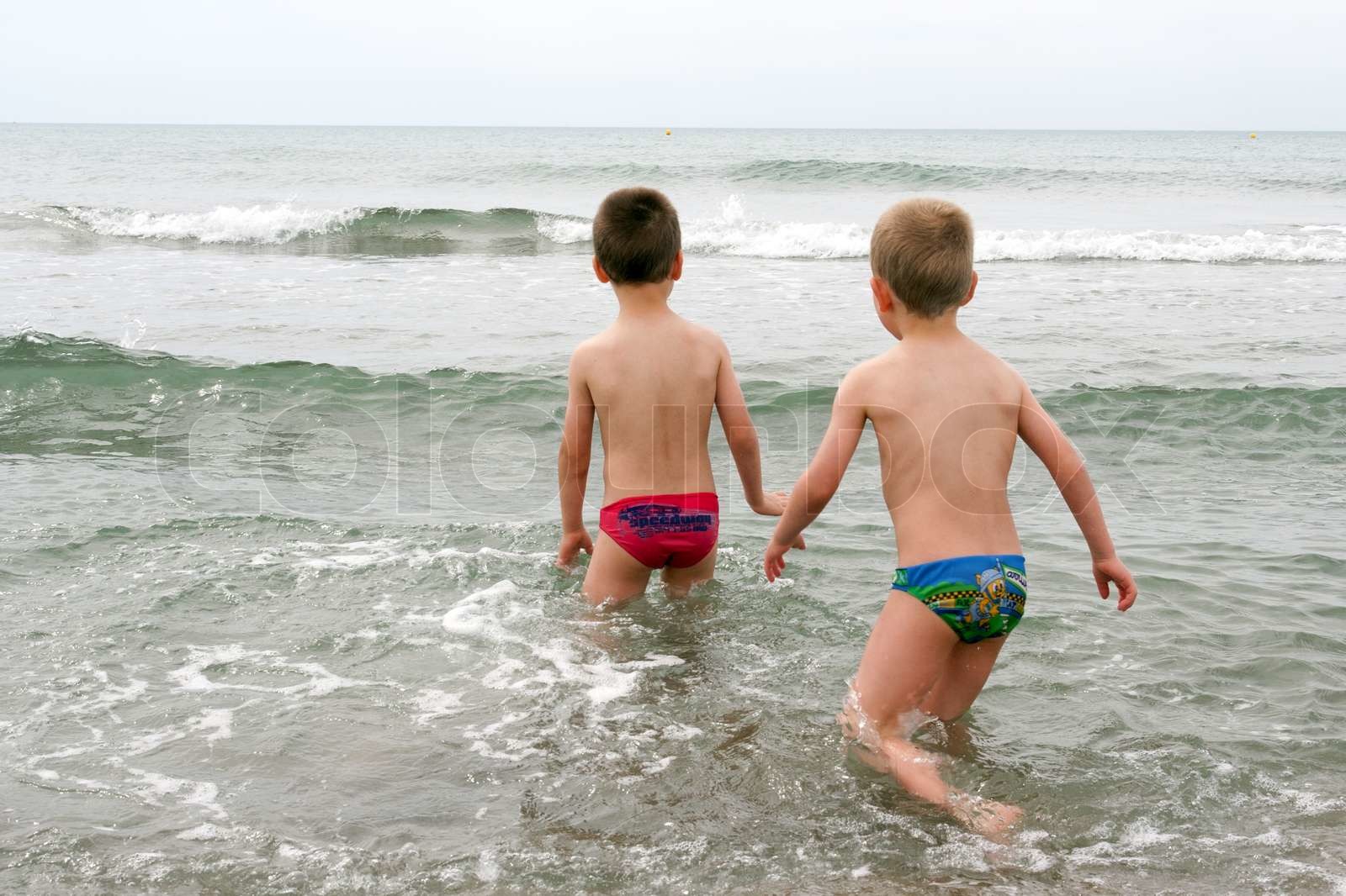 Zwei Kinder Spielen Am Strand Stock Bild Colourbox 3192
