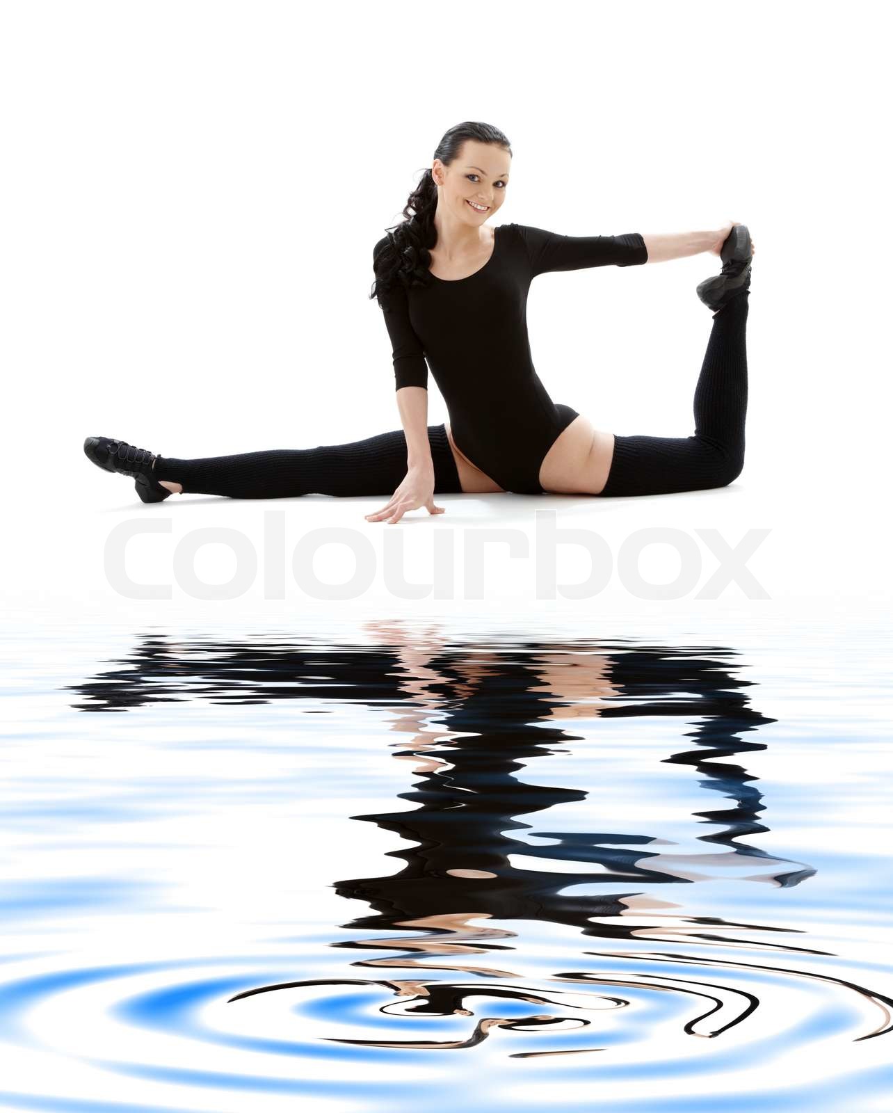 billede af fitness instruktør i sort trikot på hvidt sand | Stock foto ...